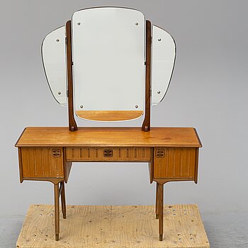 A 1950's/60's toilette-table veneered in teak. - Bukowskis