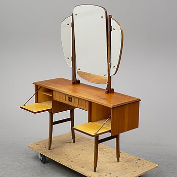 A 1950's/60's toilette-table veneered in teak. - Bukowskis