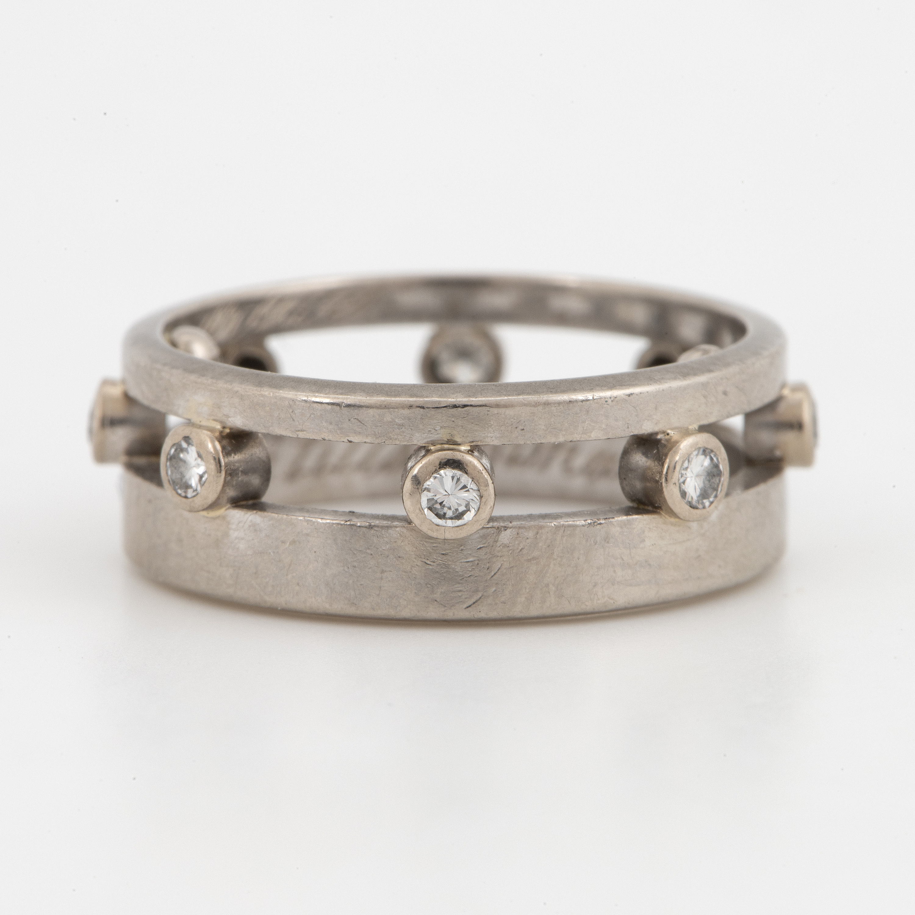 Ring 18K vitguld med runda briljantslipade diamanter. - Bukowskis