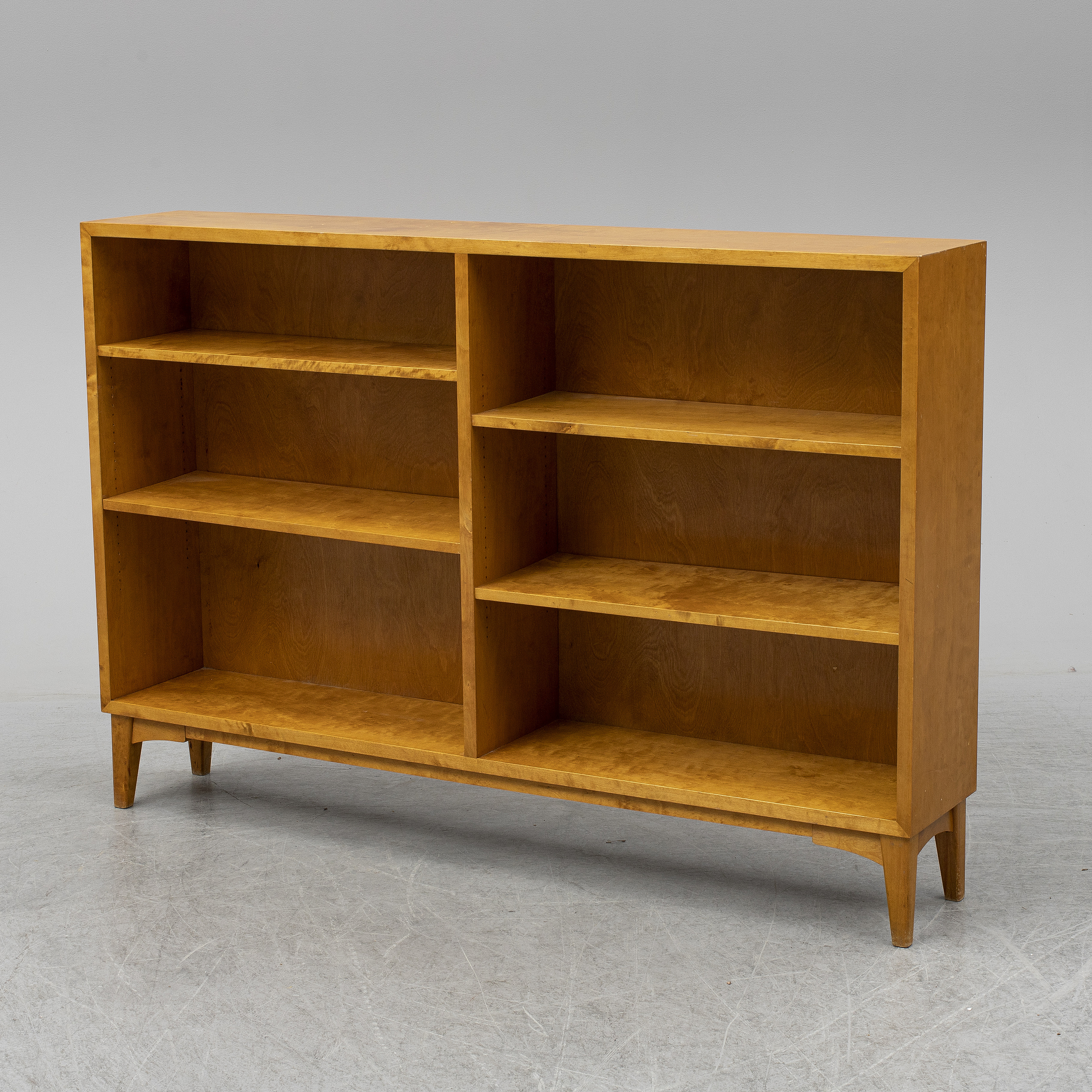 A 1930's/1940's birch veneered bookshelf. - Bukowskis