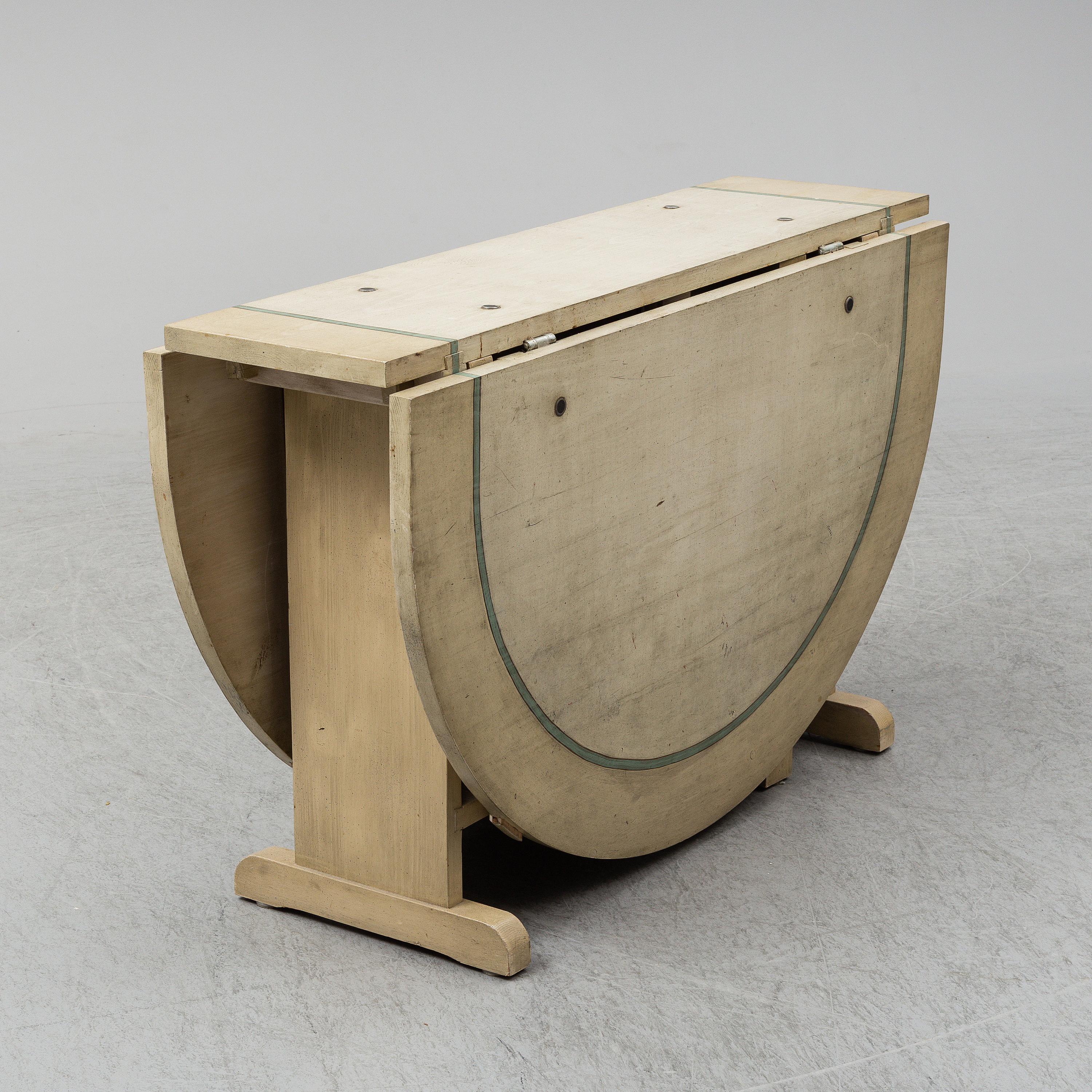 A 20th century painted gate leg table. - Bukowskis