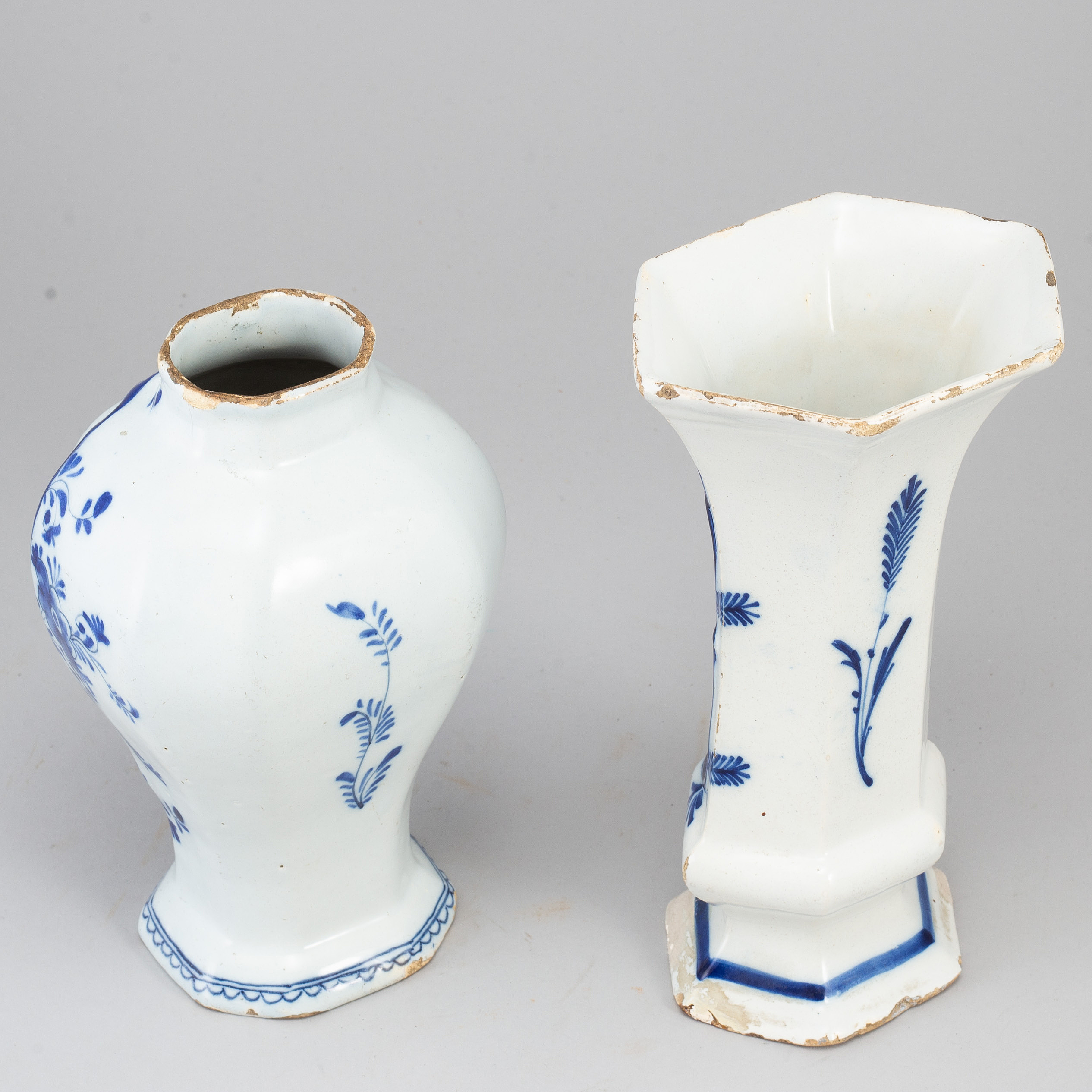 VASER, två stycken, fajans. Delft, 1700-tal. - Bukowskis