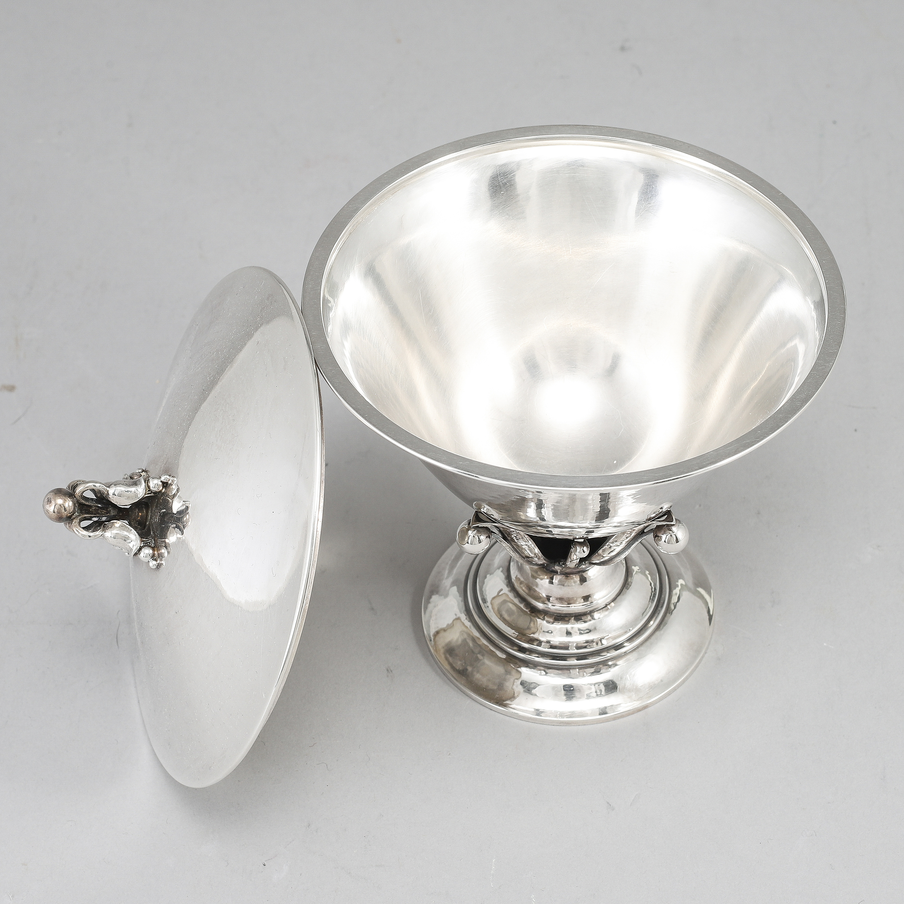 JOHAN ROHDE, skål med lock, sterling silver, Georg Jensen, modell 17C ...
