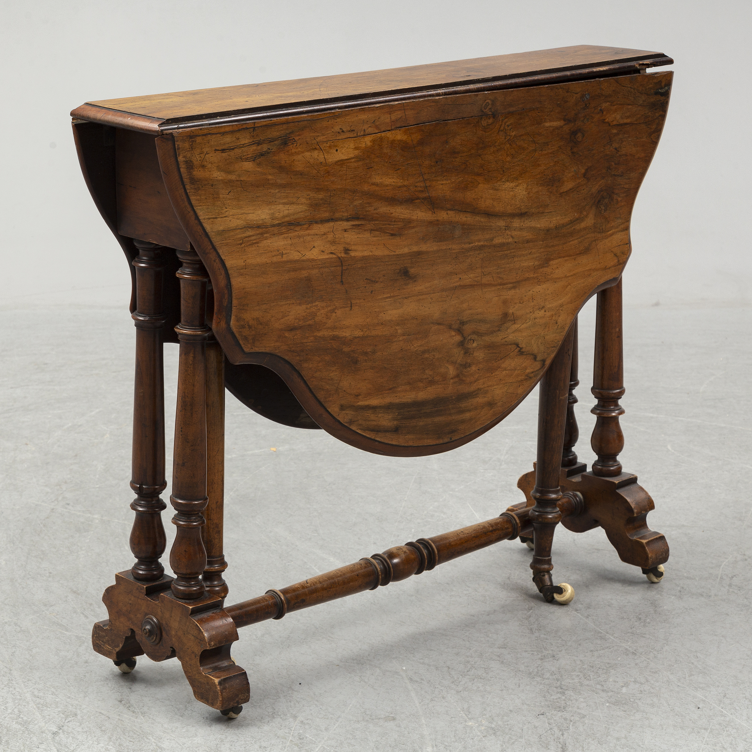 A 19th Century drop leaf table. - Bukowskis