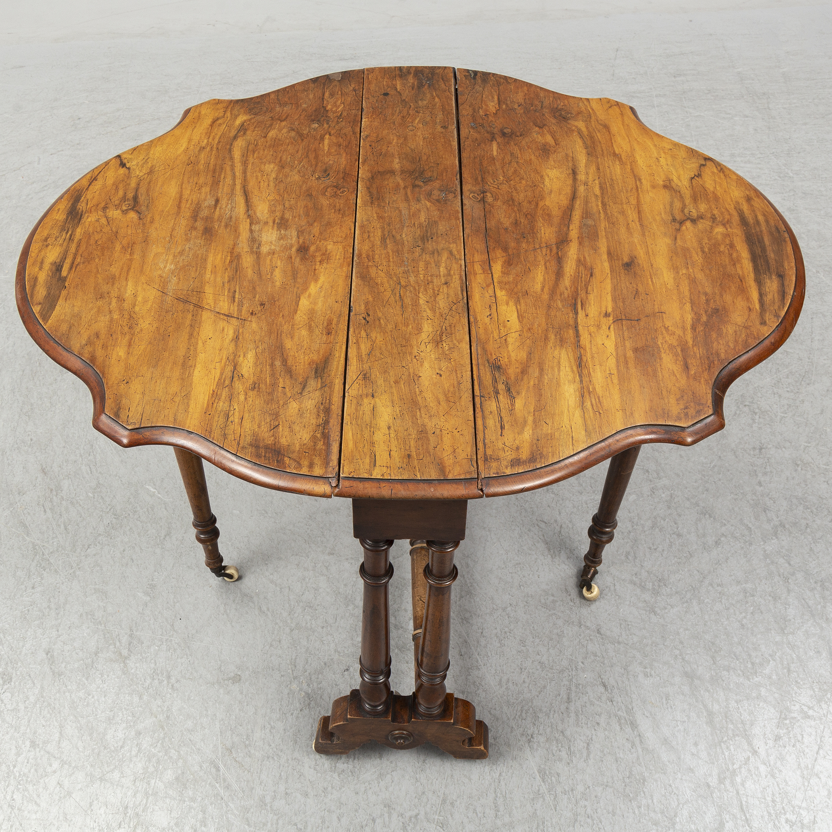 A 19th Century drop leaf table. - Bukowskis