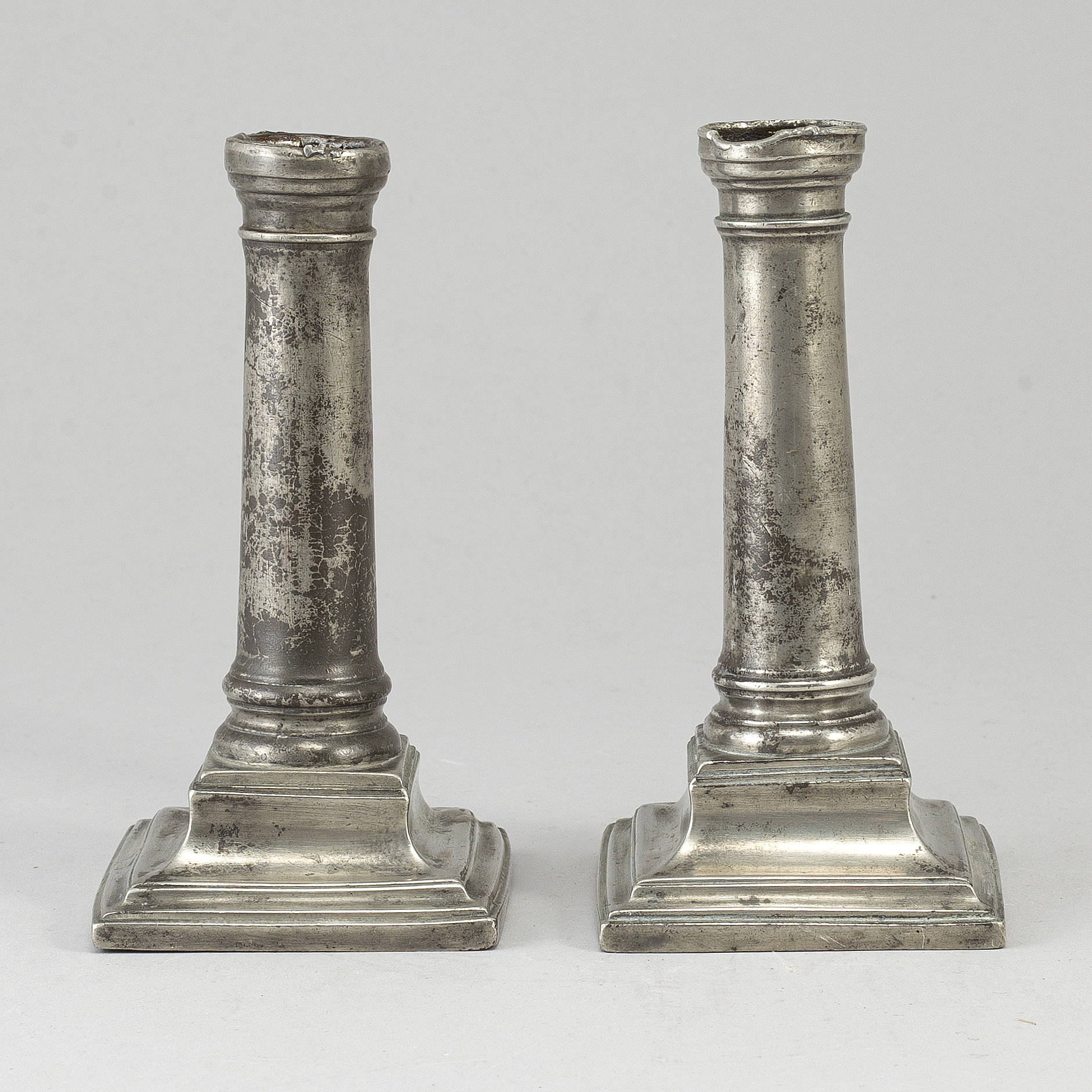 A pair of 18th century pewter candlesticks, London. - Bukowskis