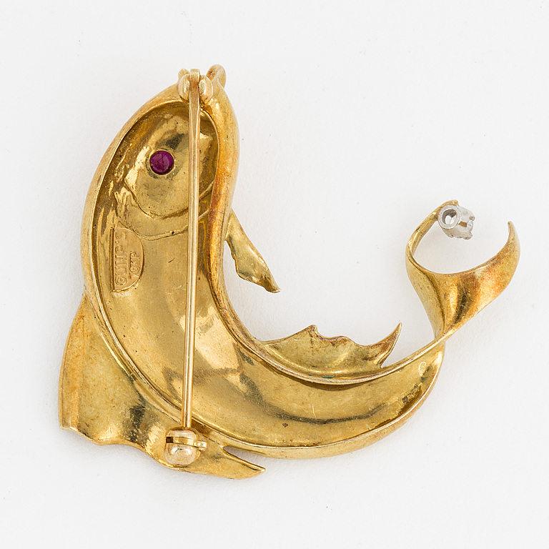 An 18K gold fish brooch set with a diamond and a ruby. - Bukowskis