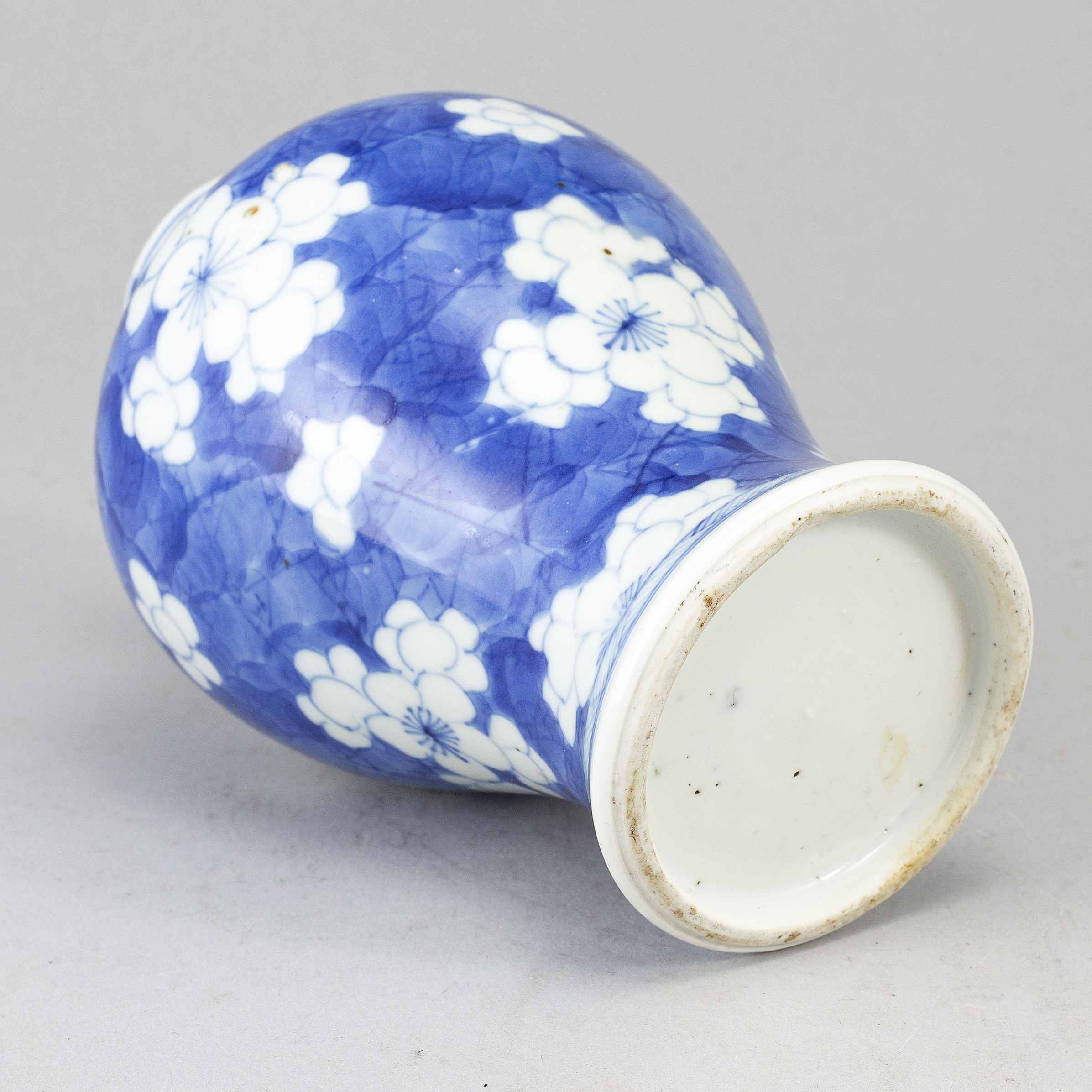 A blue and white prunus vase, Qing dynasty, Kangxi (1664-1712). - Bukowskis
