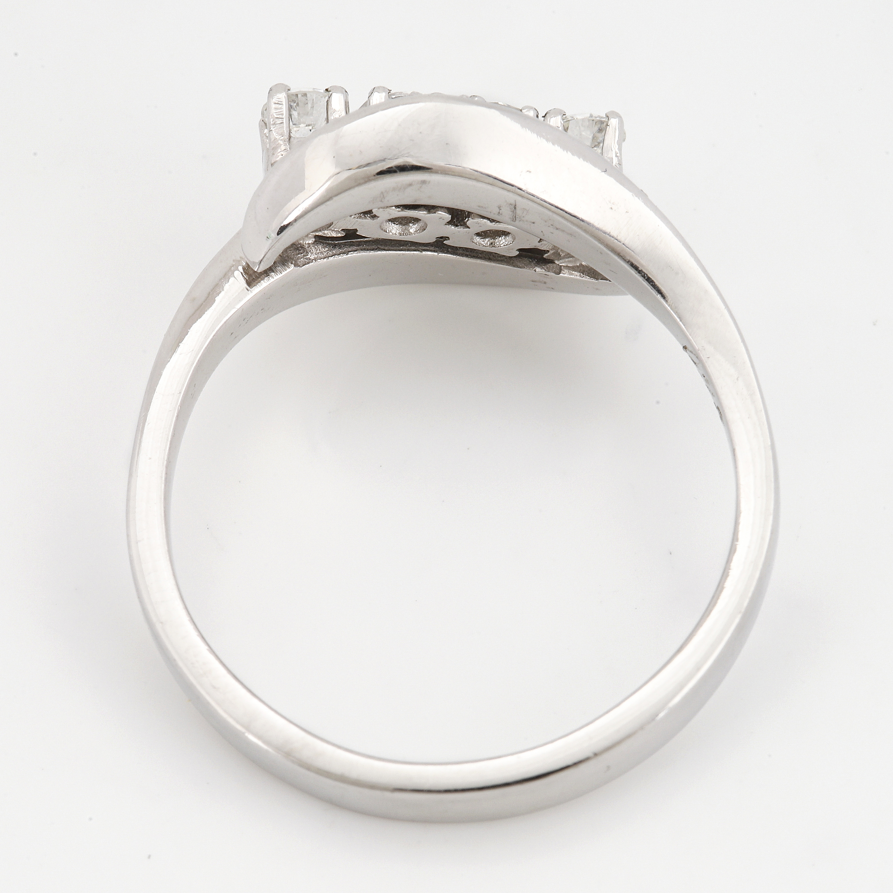 Ring 18K vitguld med runda briljantslipade diamanter. - Bukowskis