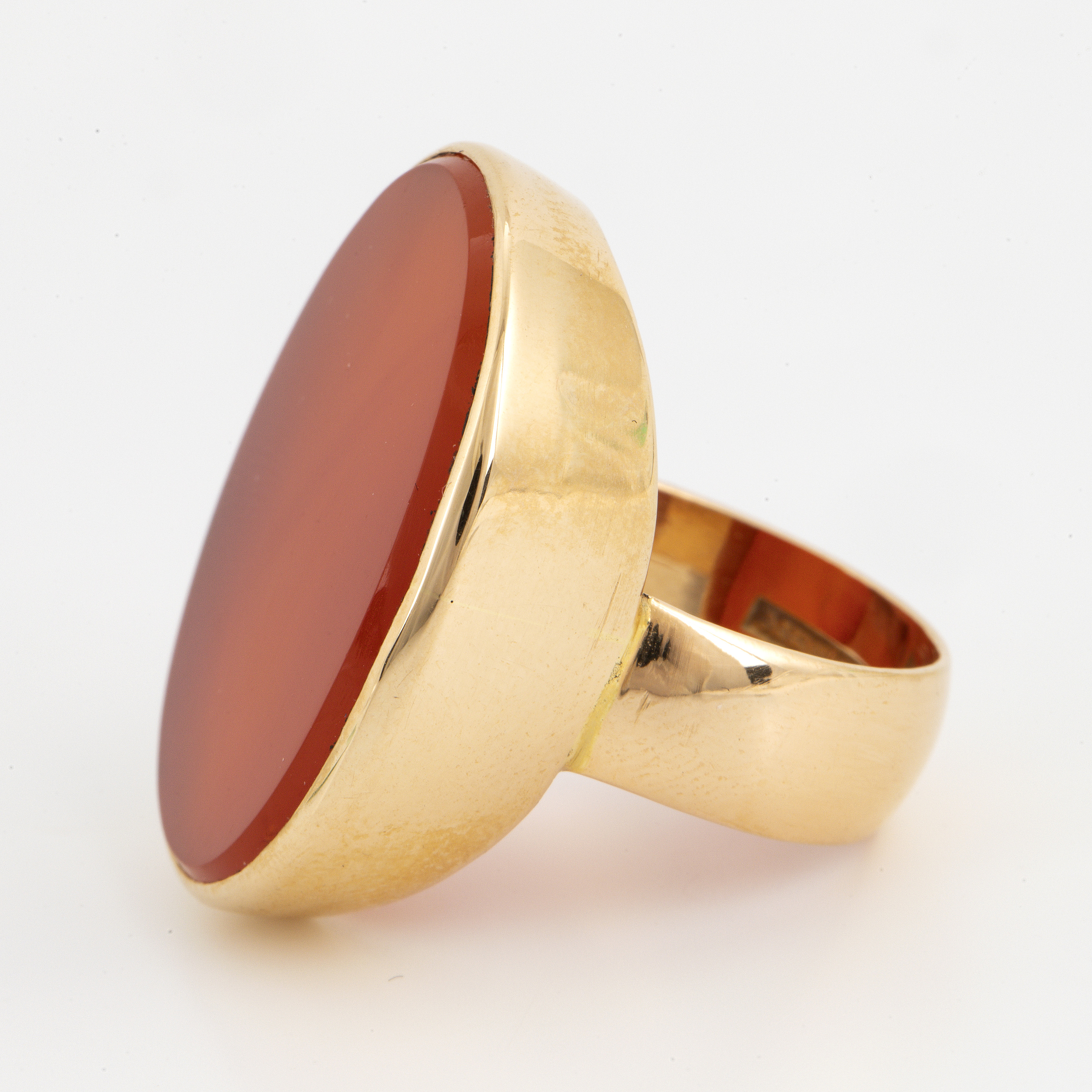 Ring 18K guld med stor slät karneol. - Bukowskis