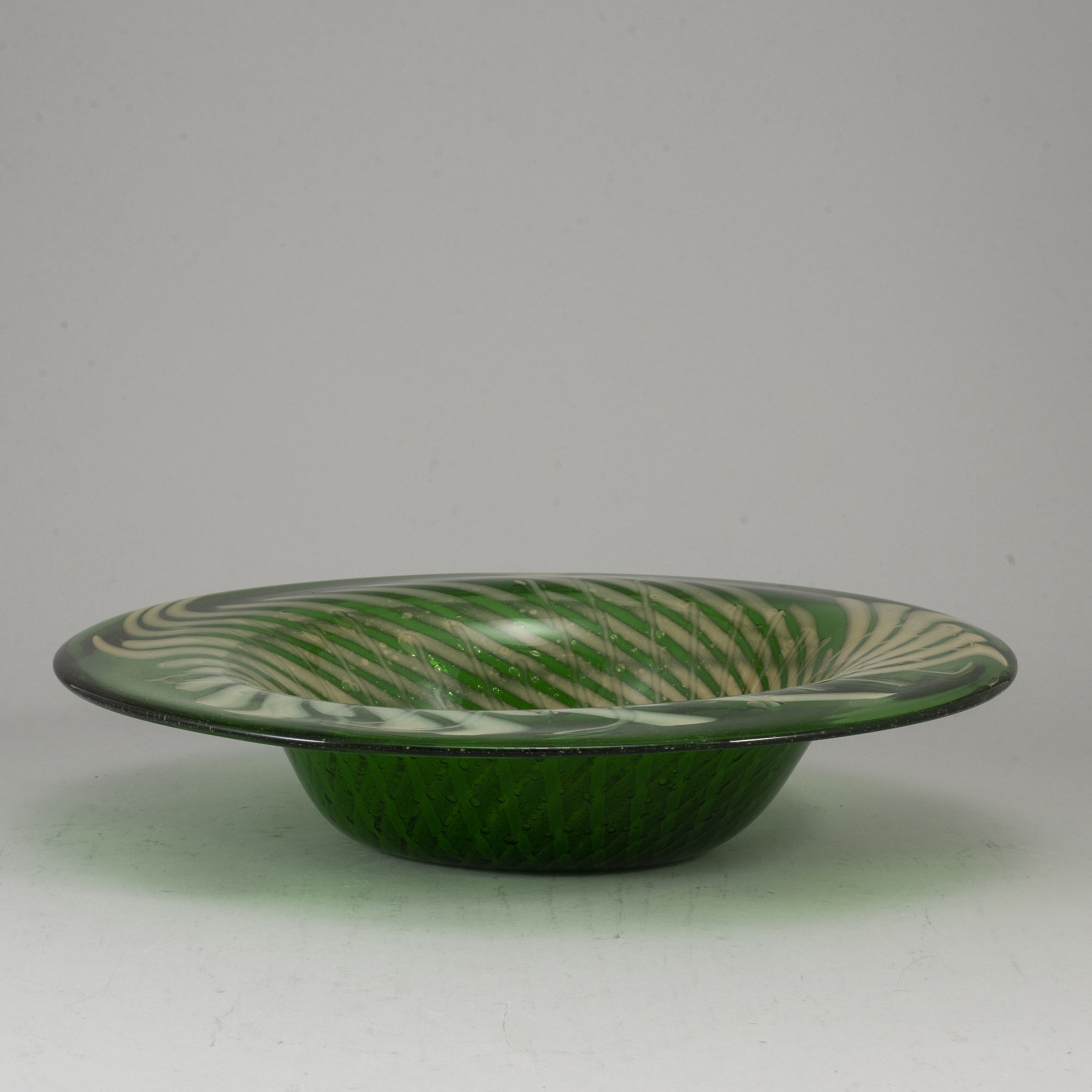 OIVA TOIKKA, a signed glass bowl, Nuutajärvi Notsjö. - Bukowskis