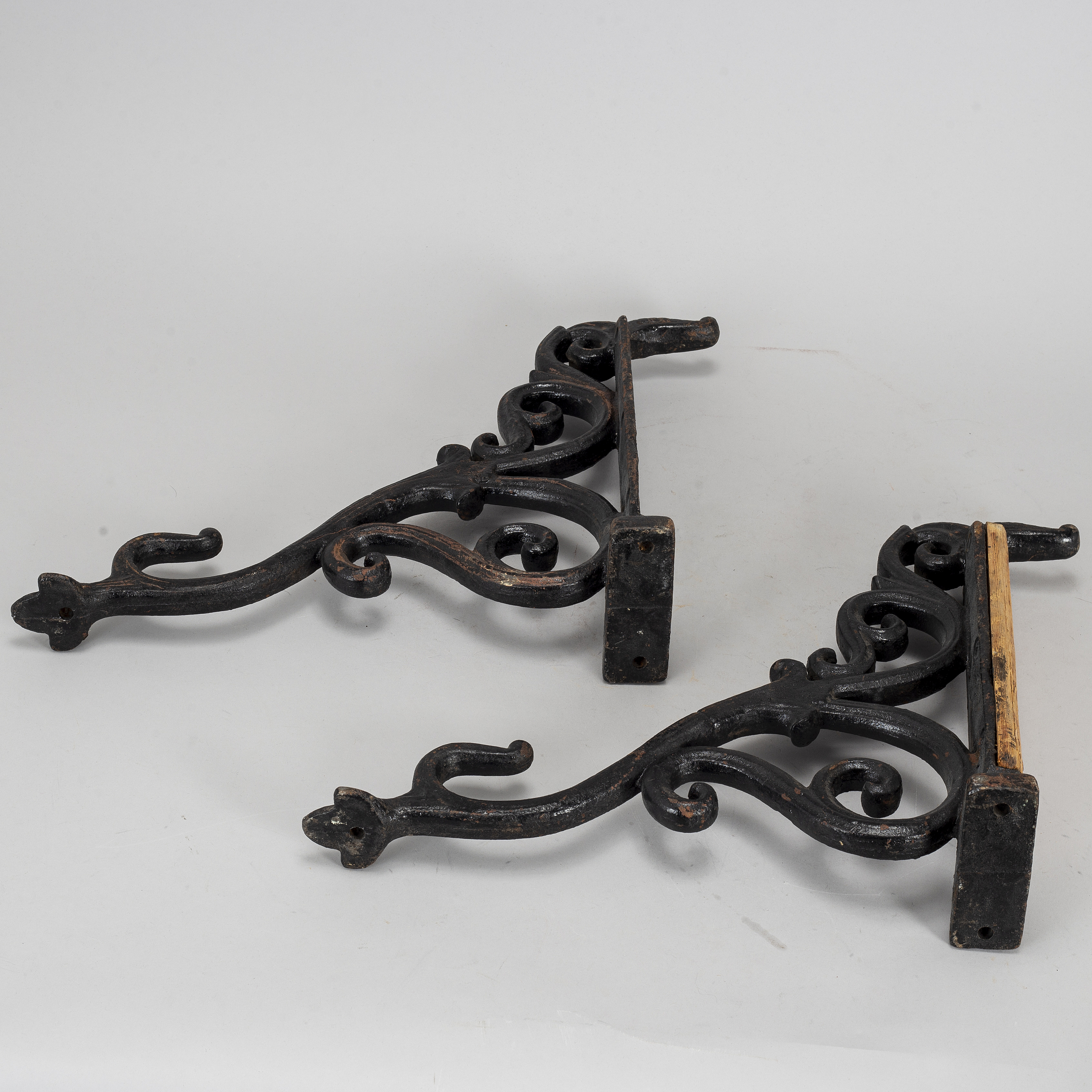 KONSOLER ett par, gjutjärn, omkring 1900. - Bukowskis