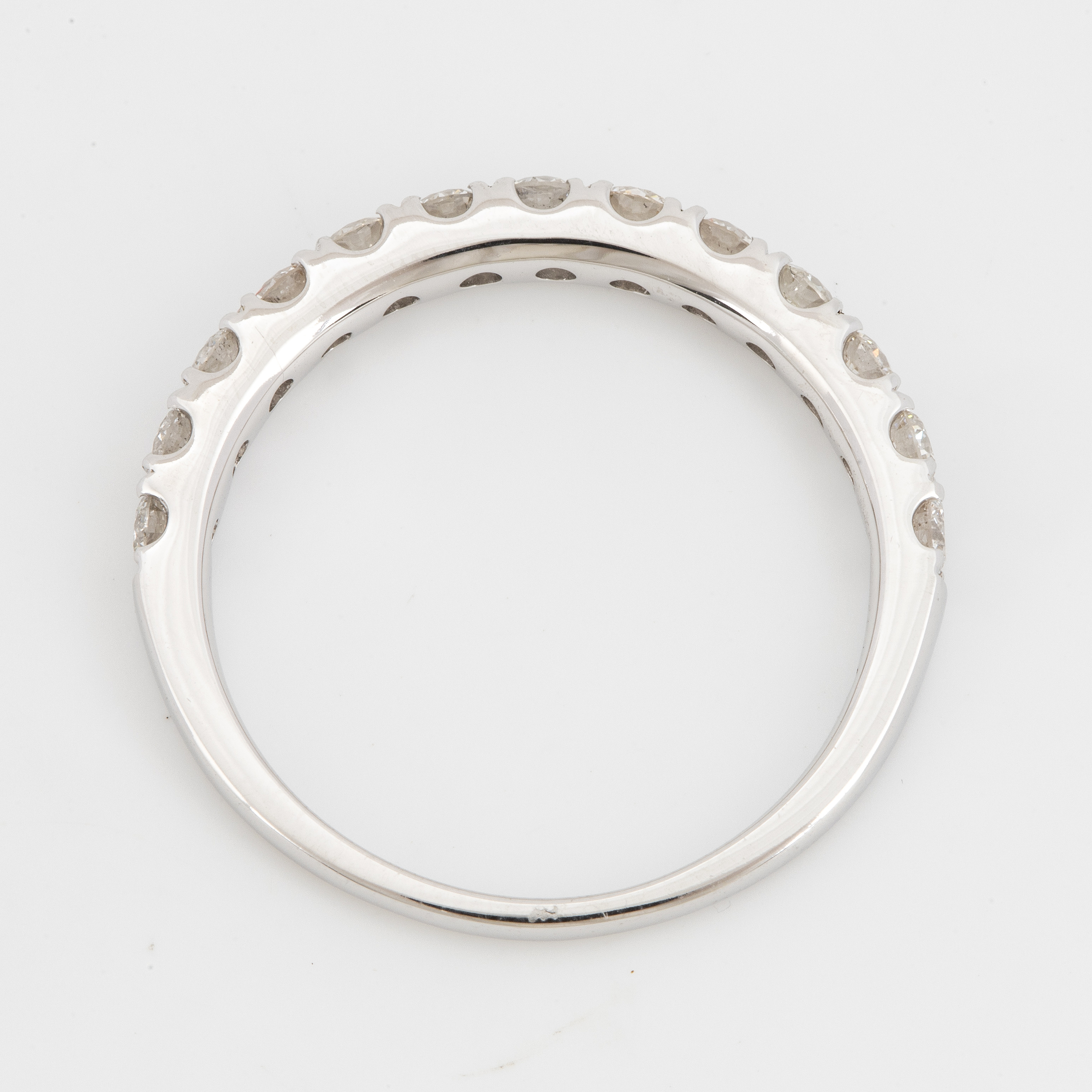 ALLIANSRING, med runda briljantslipade diamanter. - Bukowskis