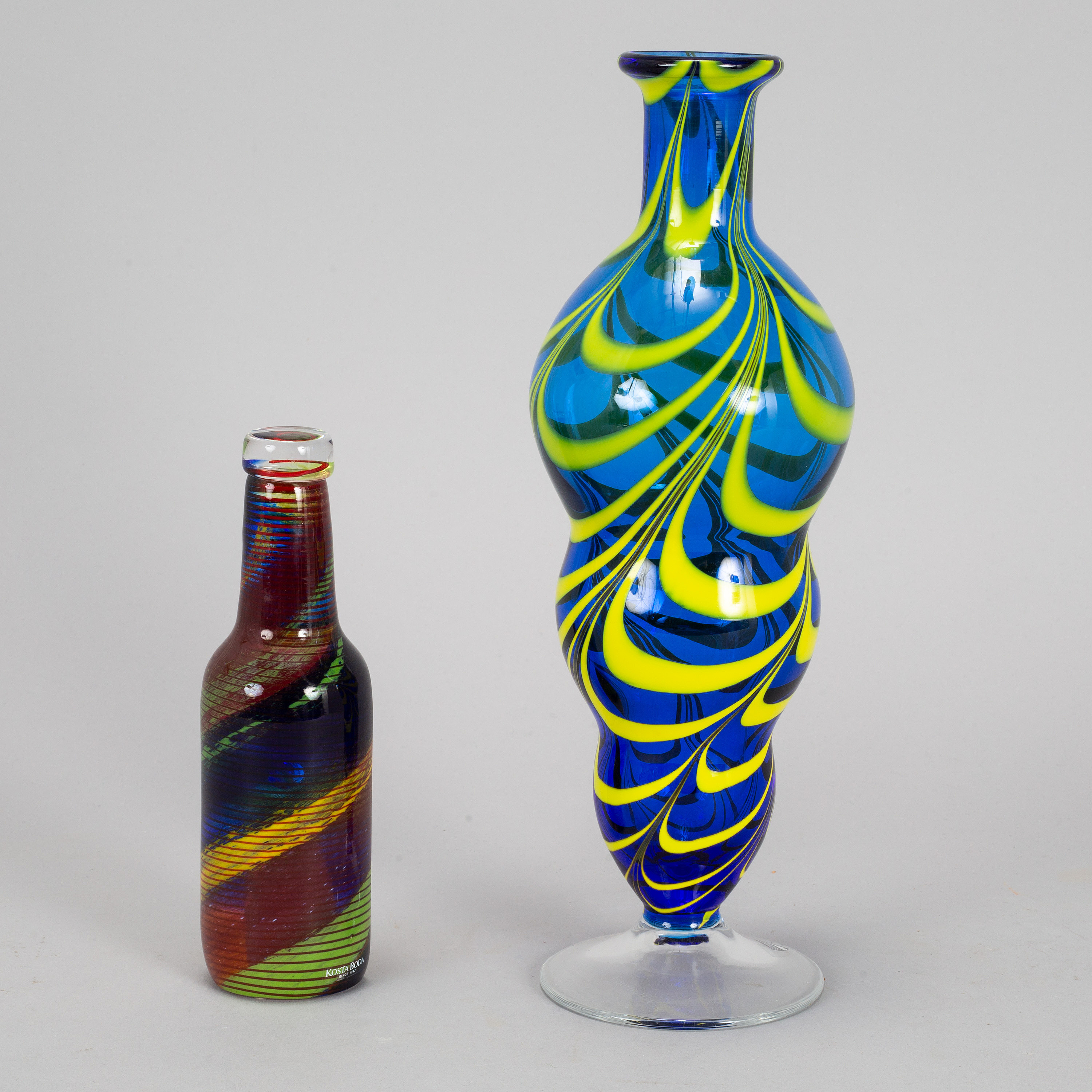 A glass vase and a sculpture, Orrefors and Kosta Boda. - Bukowskis