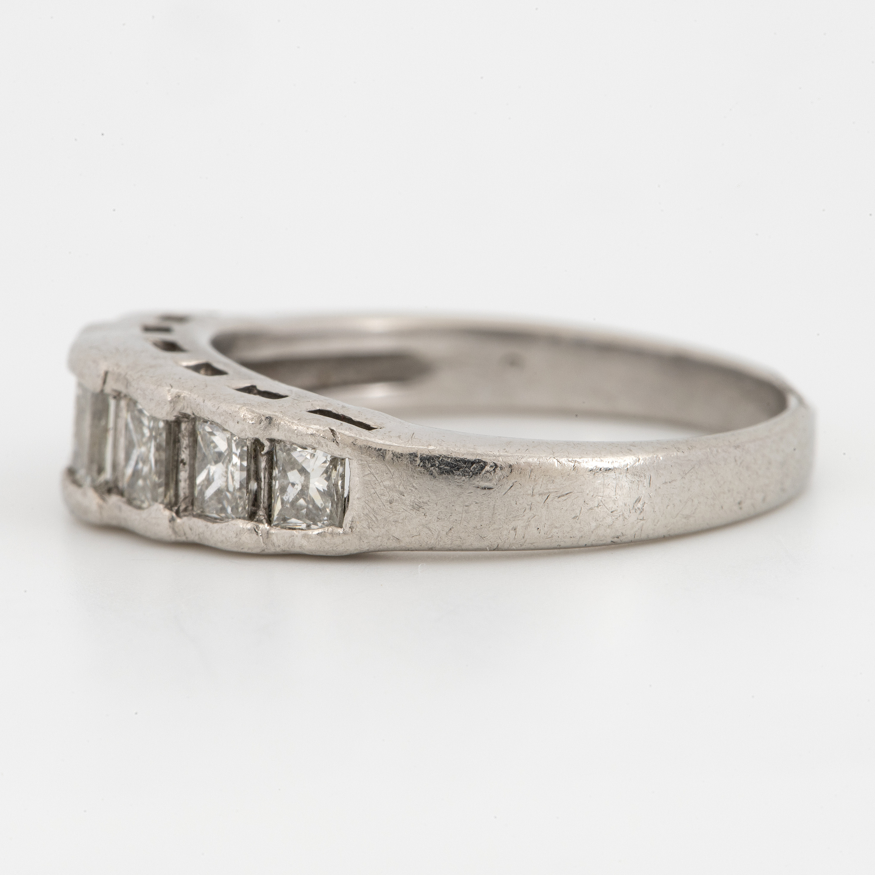 Modified princess-cut diamond bandring. - Bukowskis