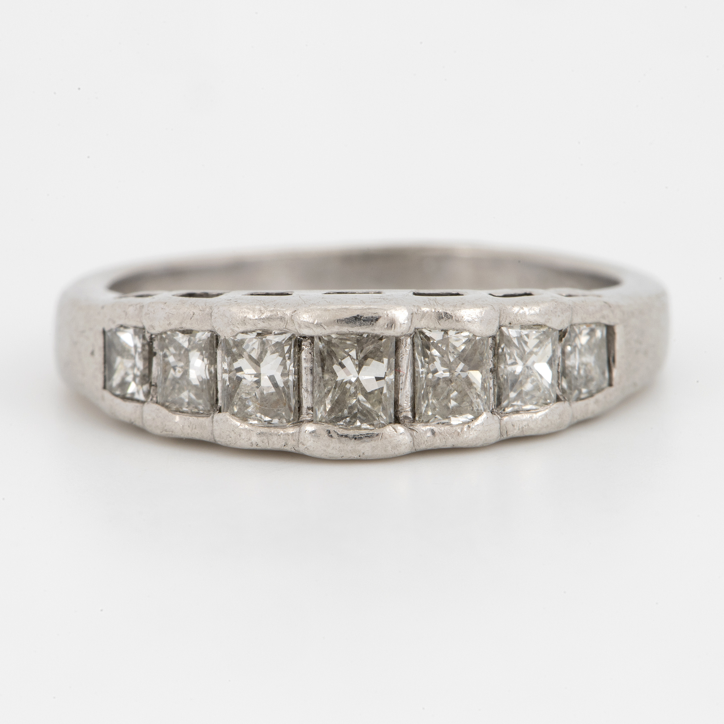 Modified princess-cut diamond bandring. - Bukowskis