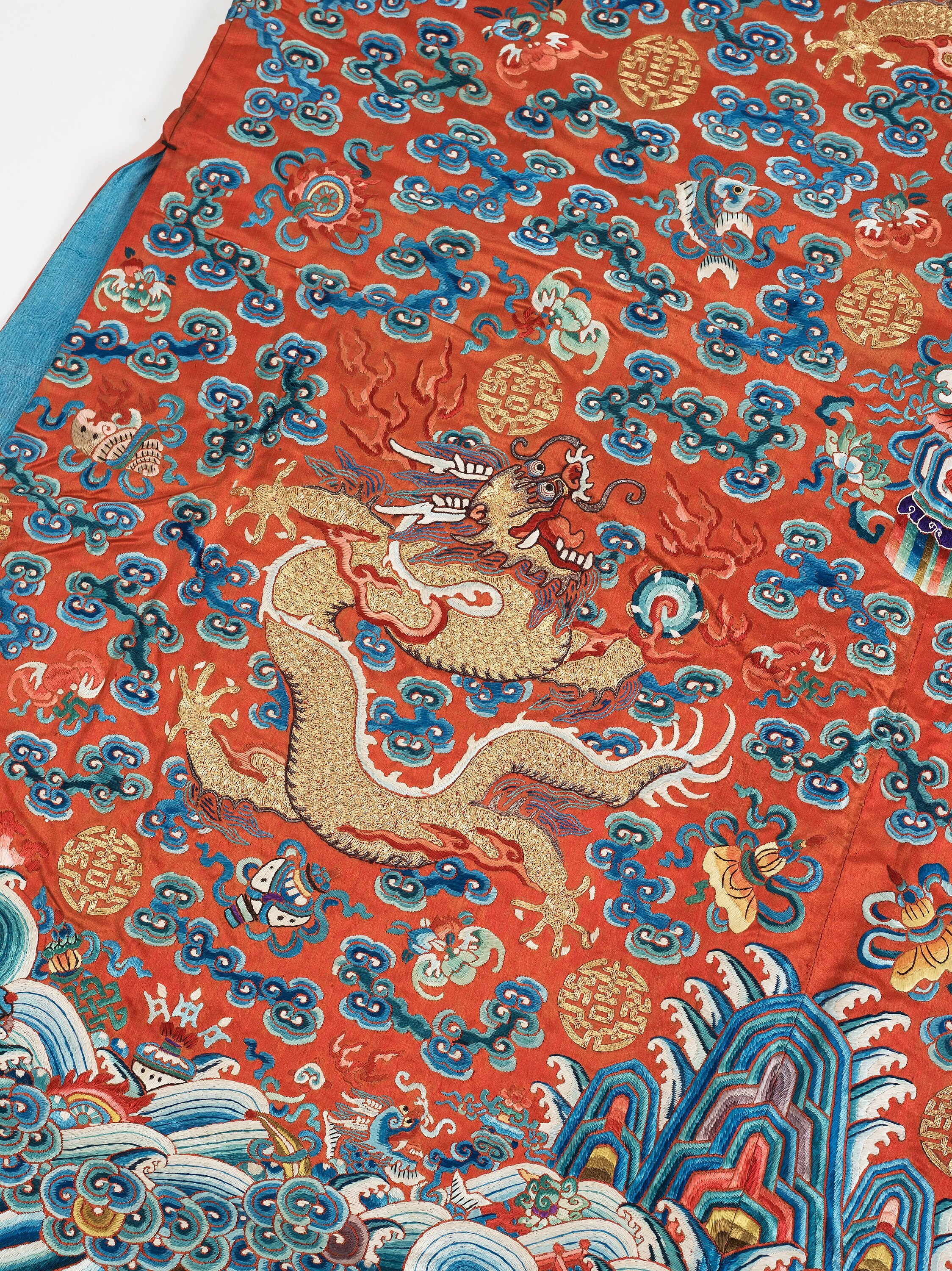 An embroidered silk robe, Qing dynasty, 19th Century. - Bukowskis