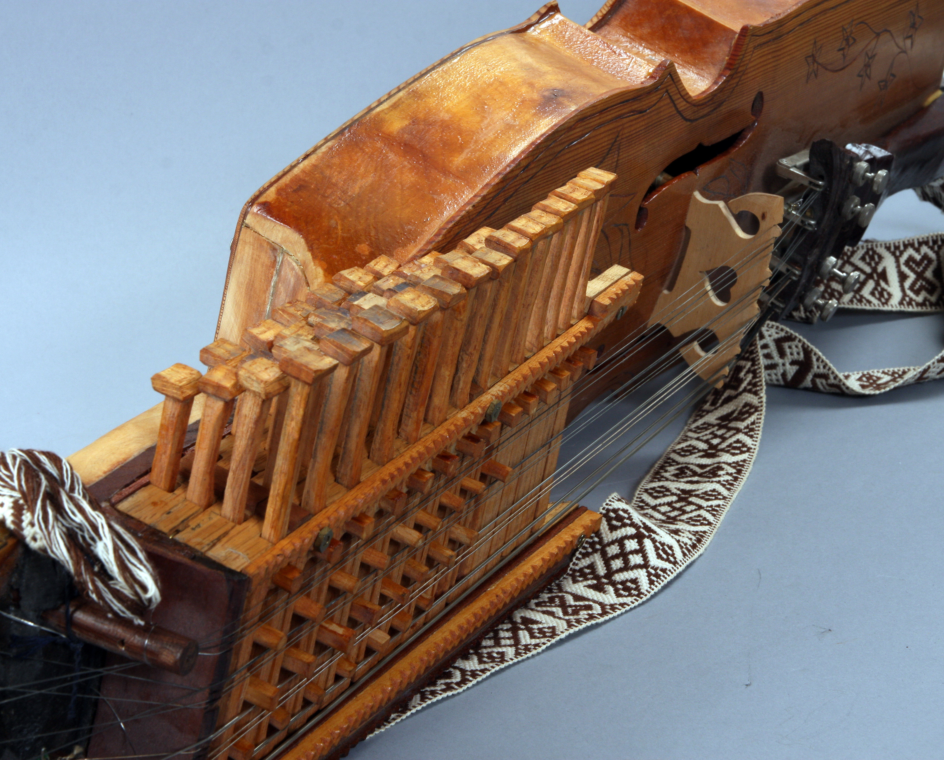 NYCKELHARPA med stråke. - Bukowskis