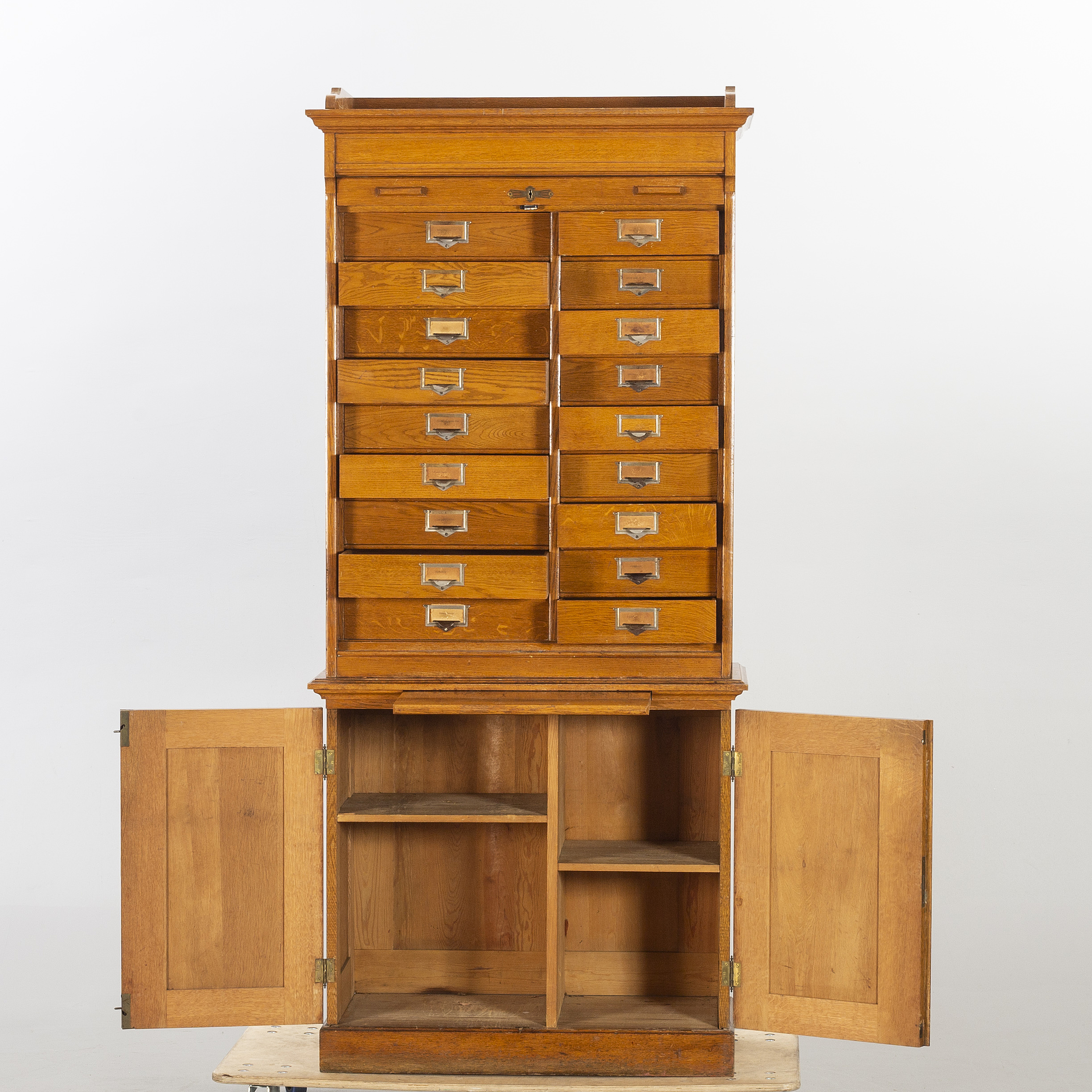 An early 20th century filing cabinet. - Bukowskis
