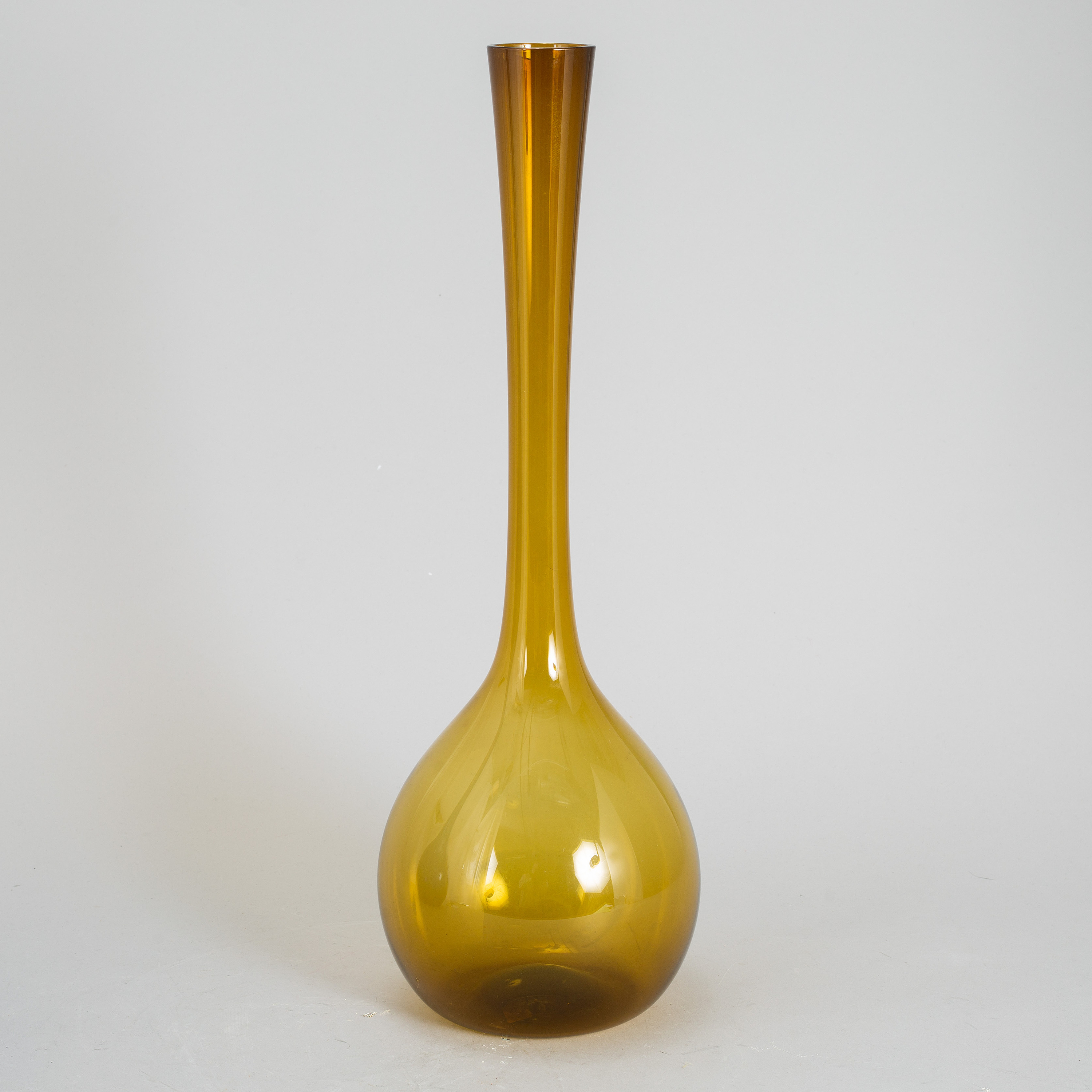 ARTHUR PERCY, two glass vases. - Bukowskis