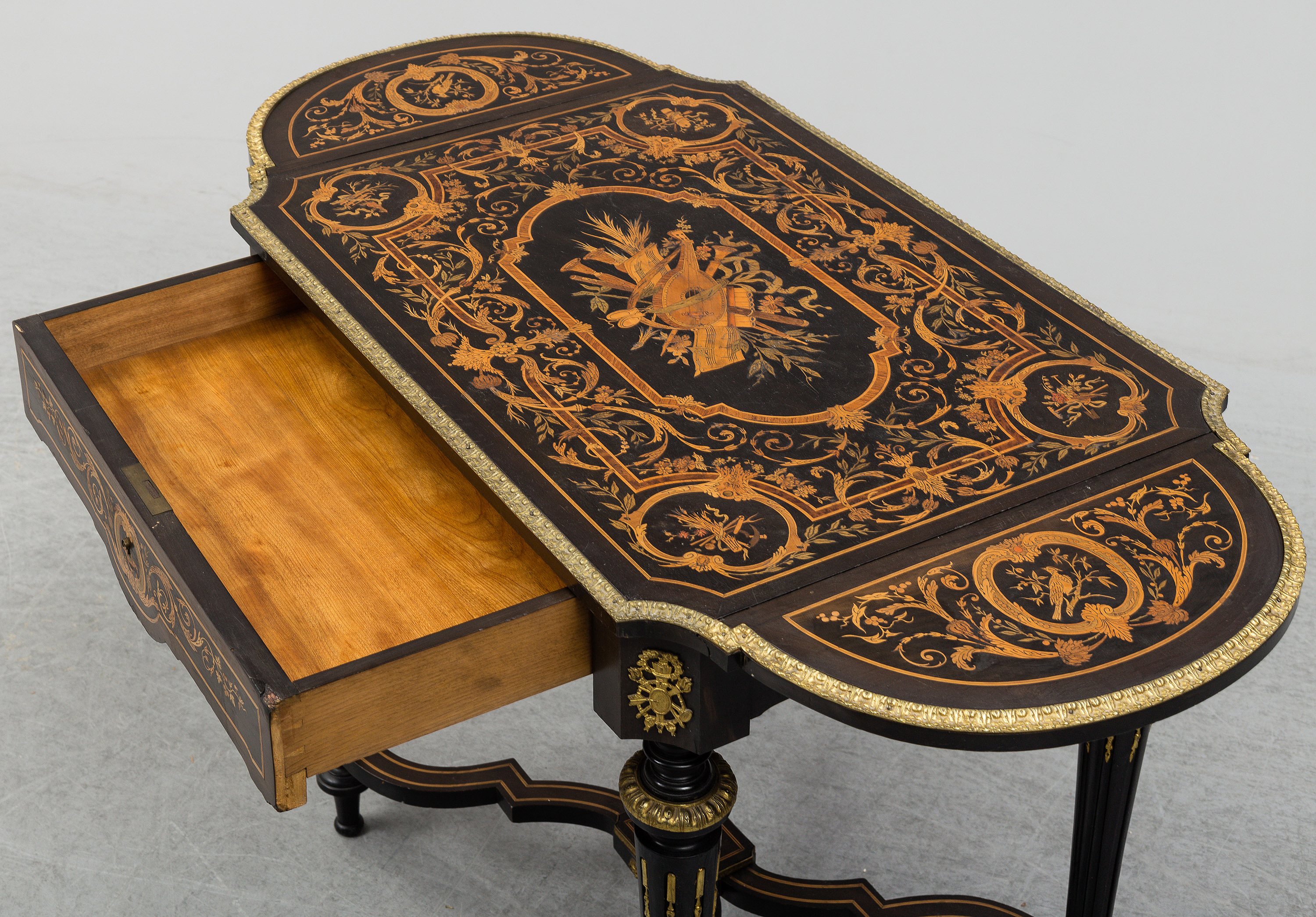 A Louis XVI-style table from the first half of the 20th century ...