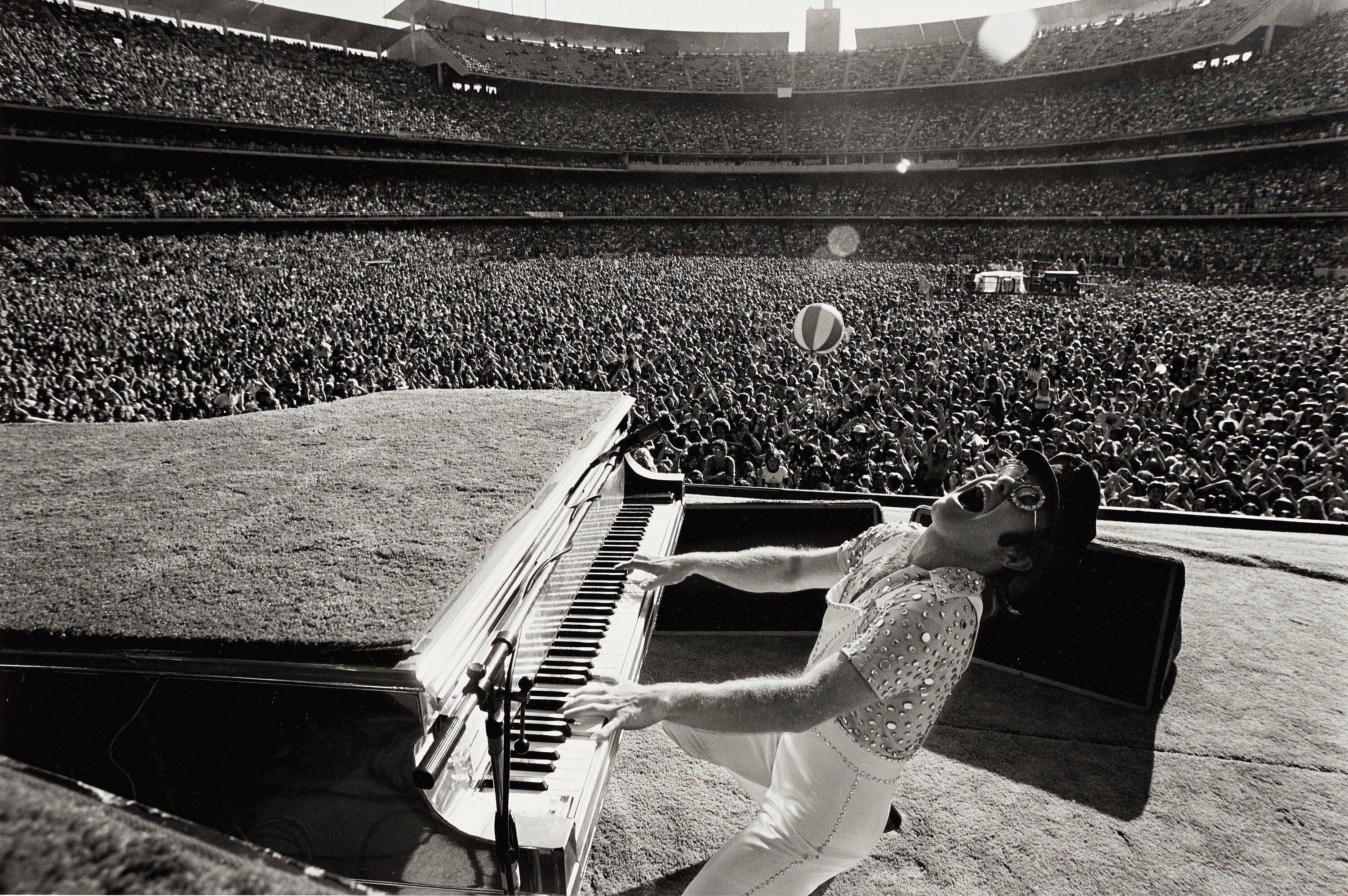 Terry O'Neill, "Elton John, Dodgers Stadium, Howling", 1975. - Bukowskis