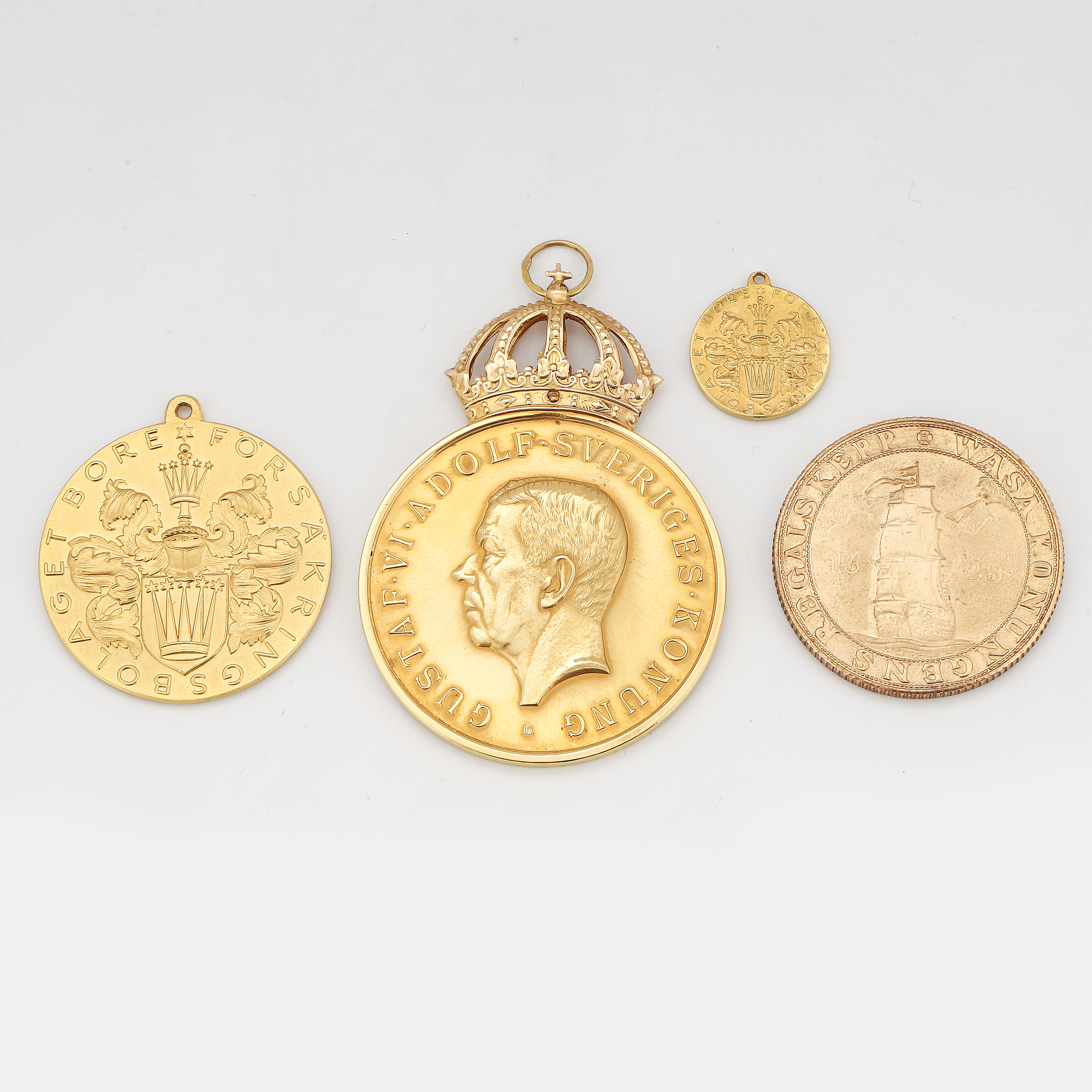 3 guldmynt/ medaljer samt medföljande gulmetall medalj, - Bukowskis