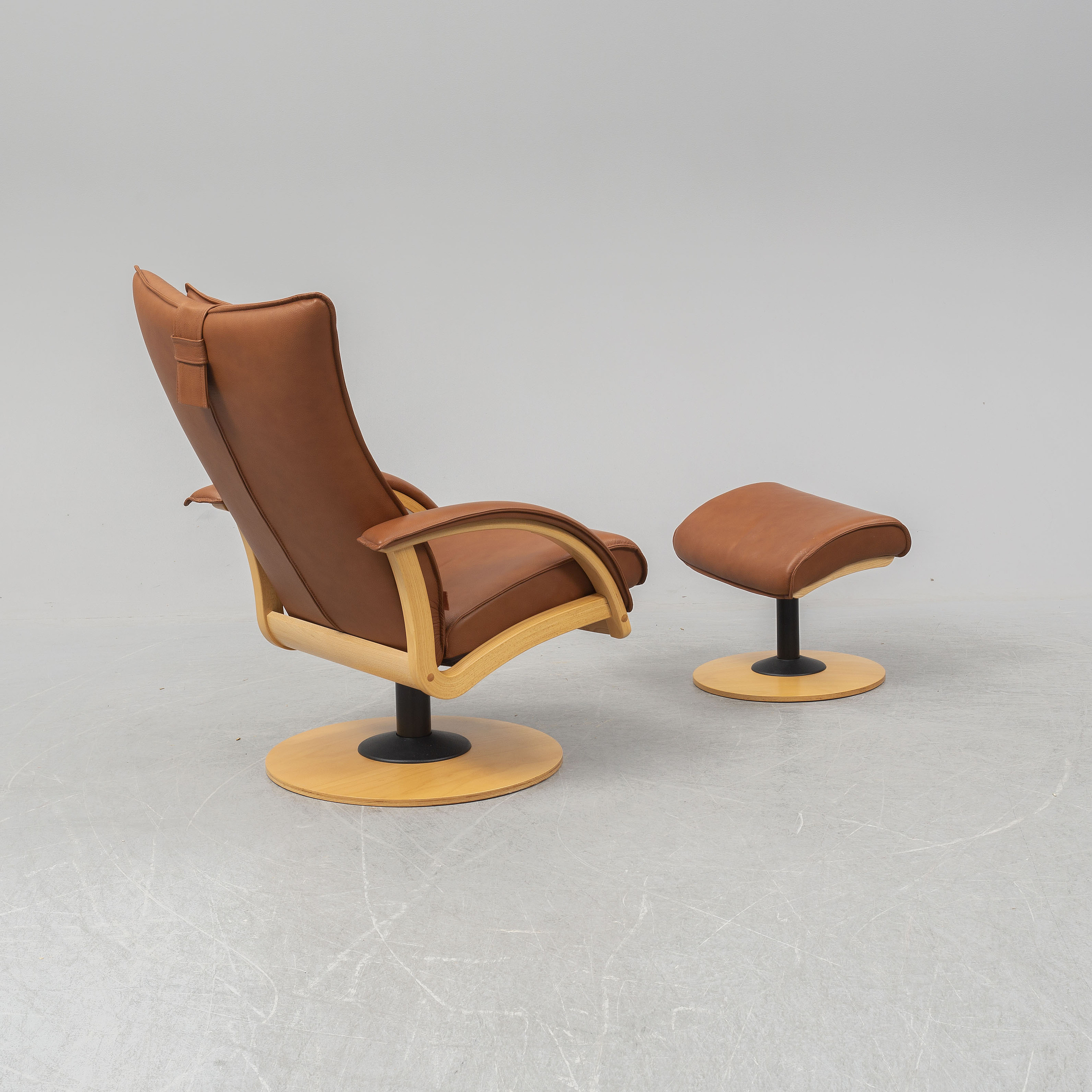 BRUNSTAD FABRIKKER fåtölj med fotpall, Norge, 1900-talets andra hälft ...