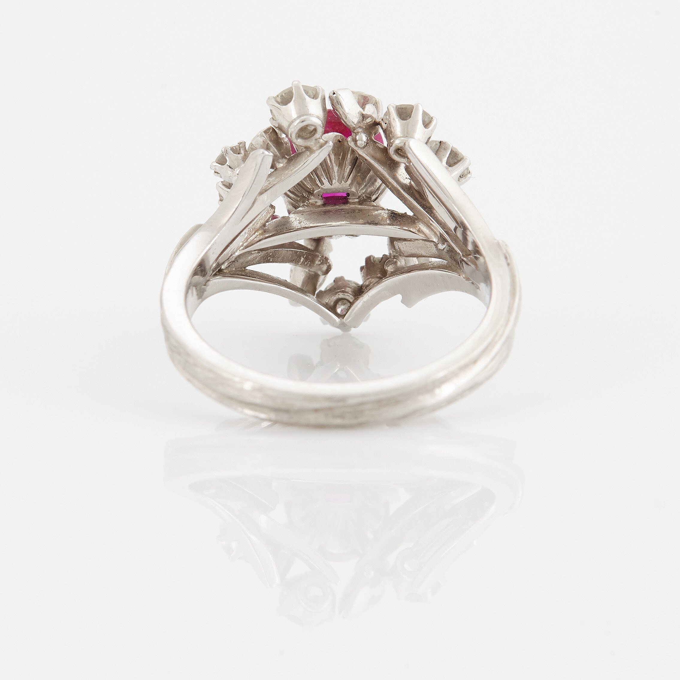 WA Bolin ring 18K vitguld med en fasettslipad rosa safir. - Bukowskis