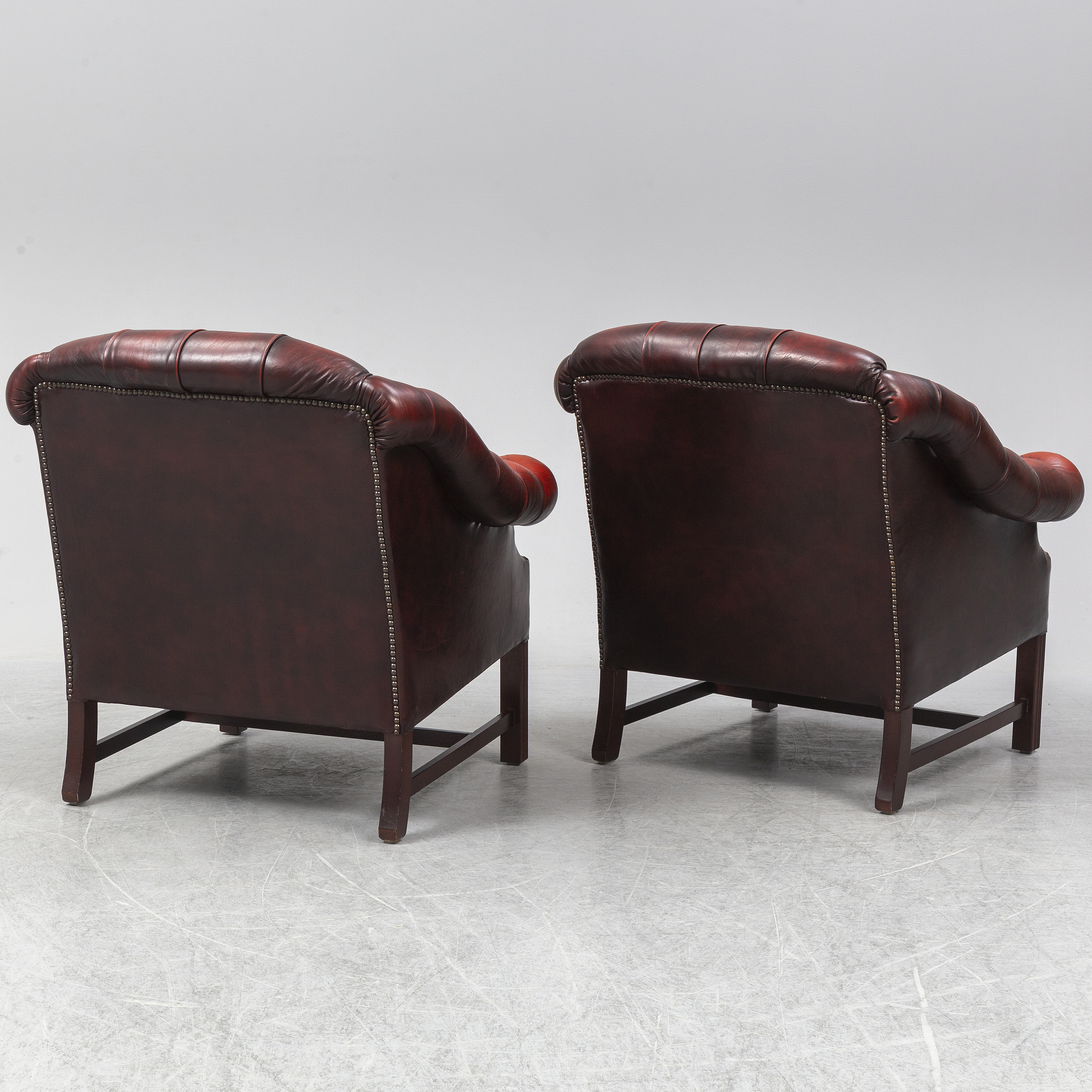 FÅTÖLJER ett par, Chesterfield-modell, 1900-talets andra hälft. - Bukowskis