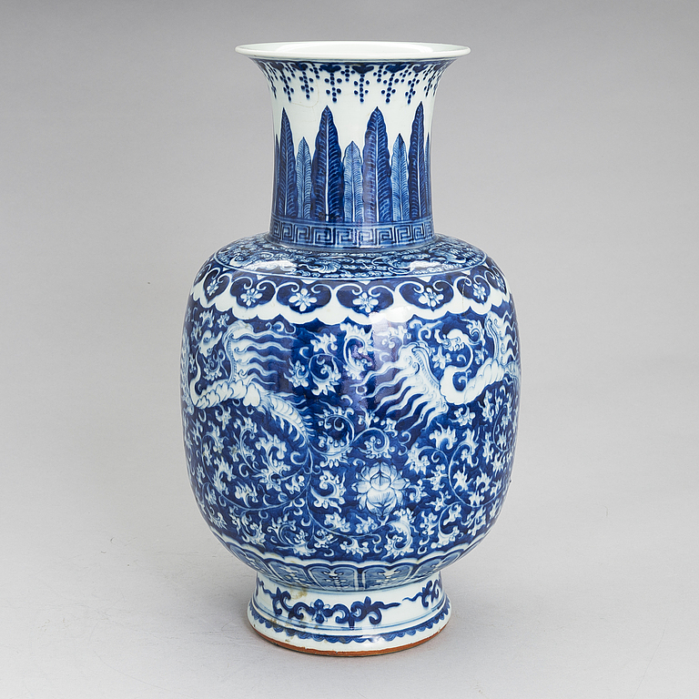 A blue and white Phoenix vase, presumably late Qing, circa 1900 ...