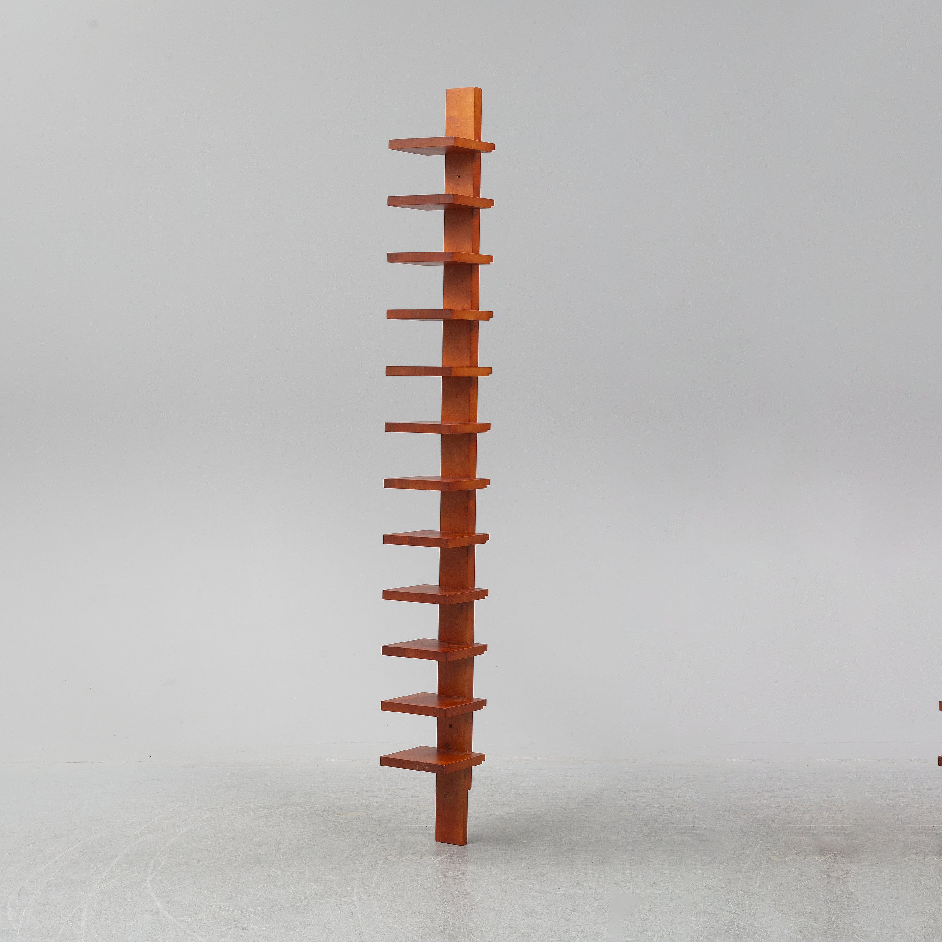 JOHN KANDELL, hylla, "Pilaster", Källemo, formgiven 1989. - Bukowskis