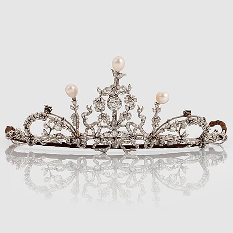 Tiara/collier platina med gammalslipade diamanter och pärlor. - Bukowskis