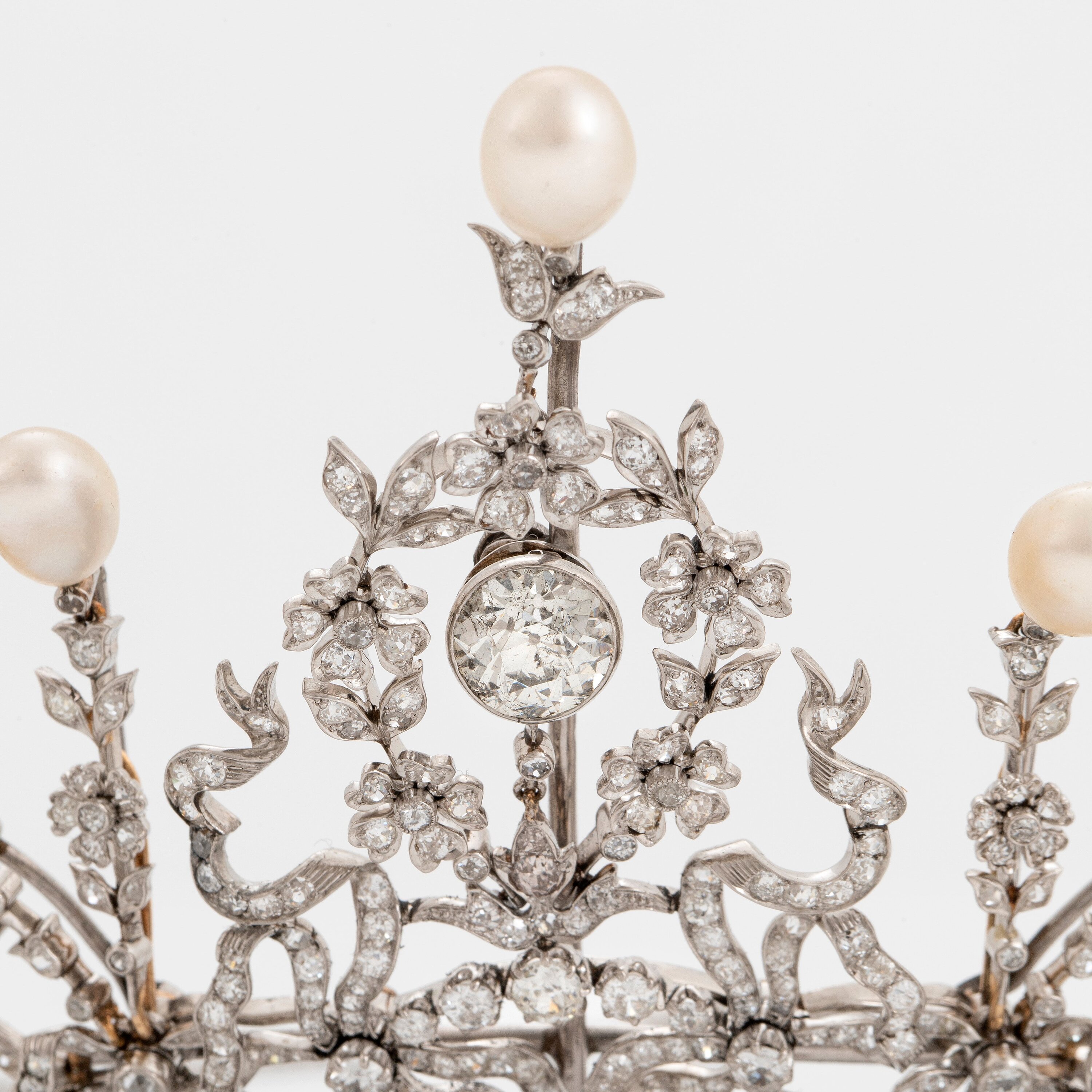 Tiara/collier platina med gammalslipade diamanter och pärlor. - Bukowskis