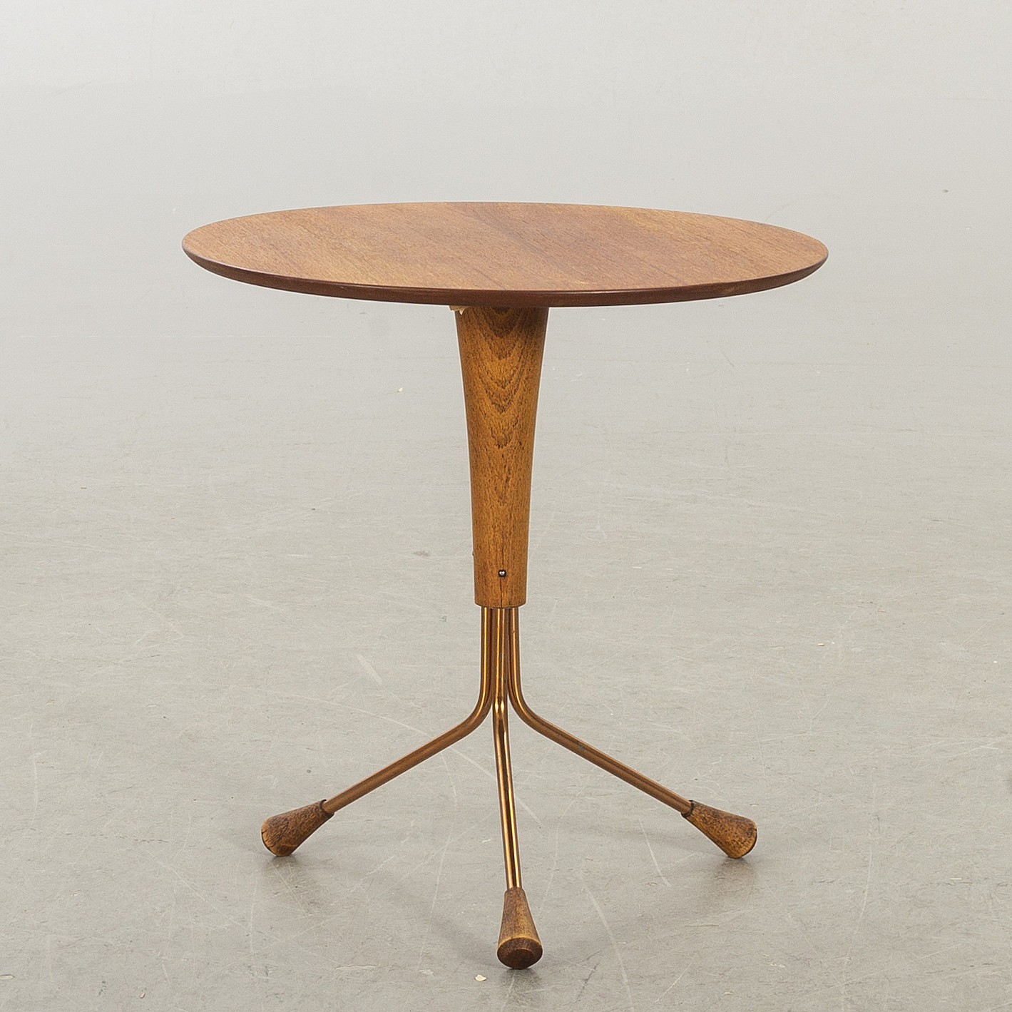 A SMAL SIDE TABLE "Albert" Alberts Tibro. - Bukowskis