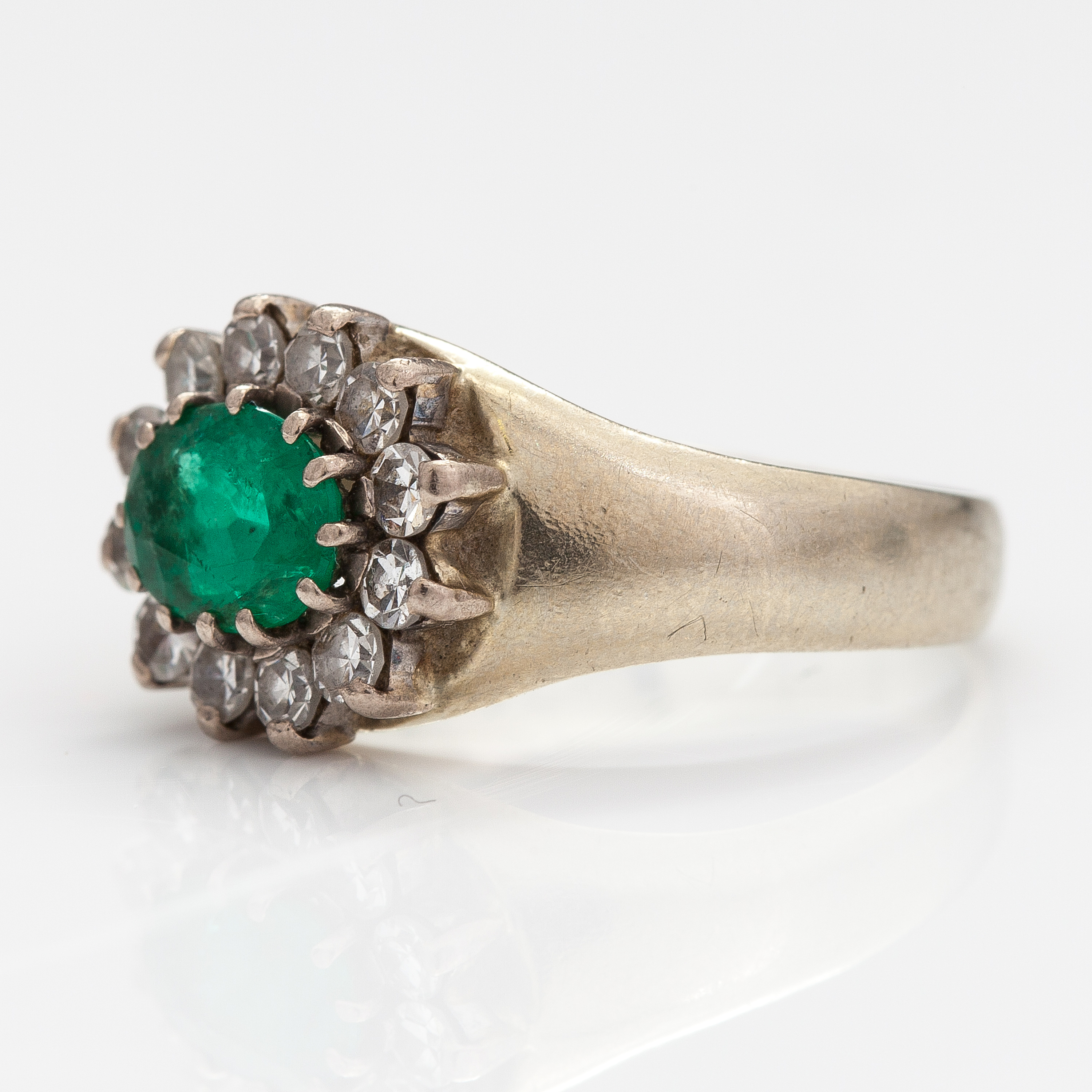 RING, 18K vitguld, smaragd, diamanter ca 0.20 ct tot. Importstämplad Finland 1976. - Bukowskis