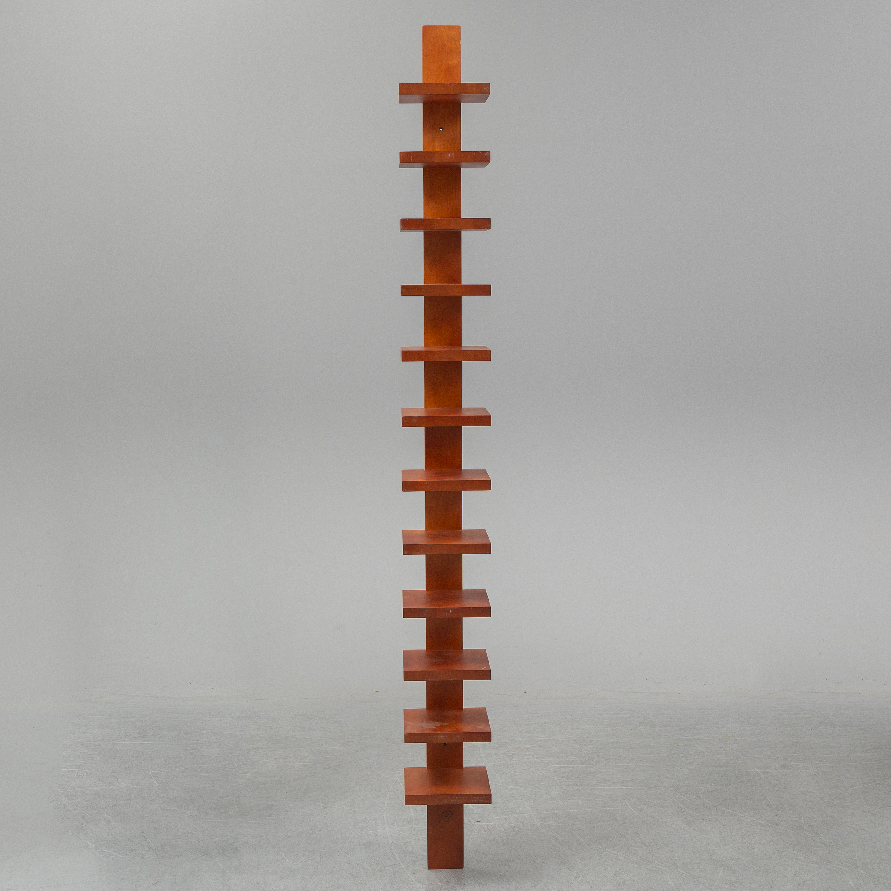 JOHN KANDELL, hylla, "Pilaster", Källemo, formgiven 1989. - Bukowskis