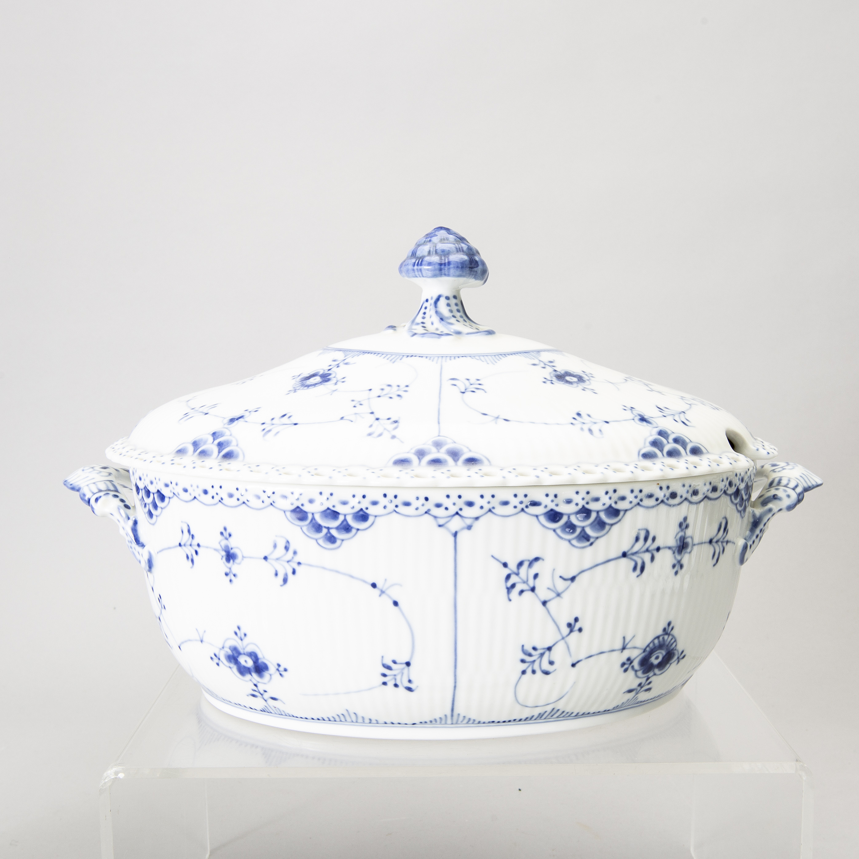 A SET OF 52+1 PCS MUSSELMALET HELBLONDE ROYAL COPENHAGEN. - Bukowskis