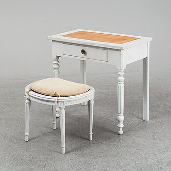 A 20th Century Gustavian style writing desk and stool. - Bukowskis
