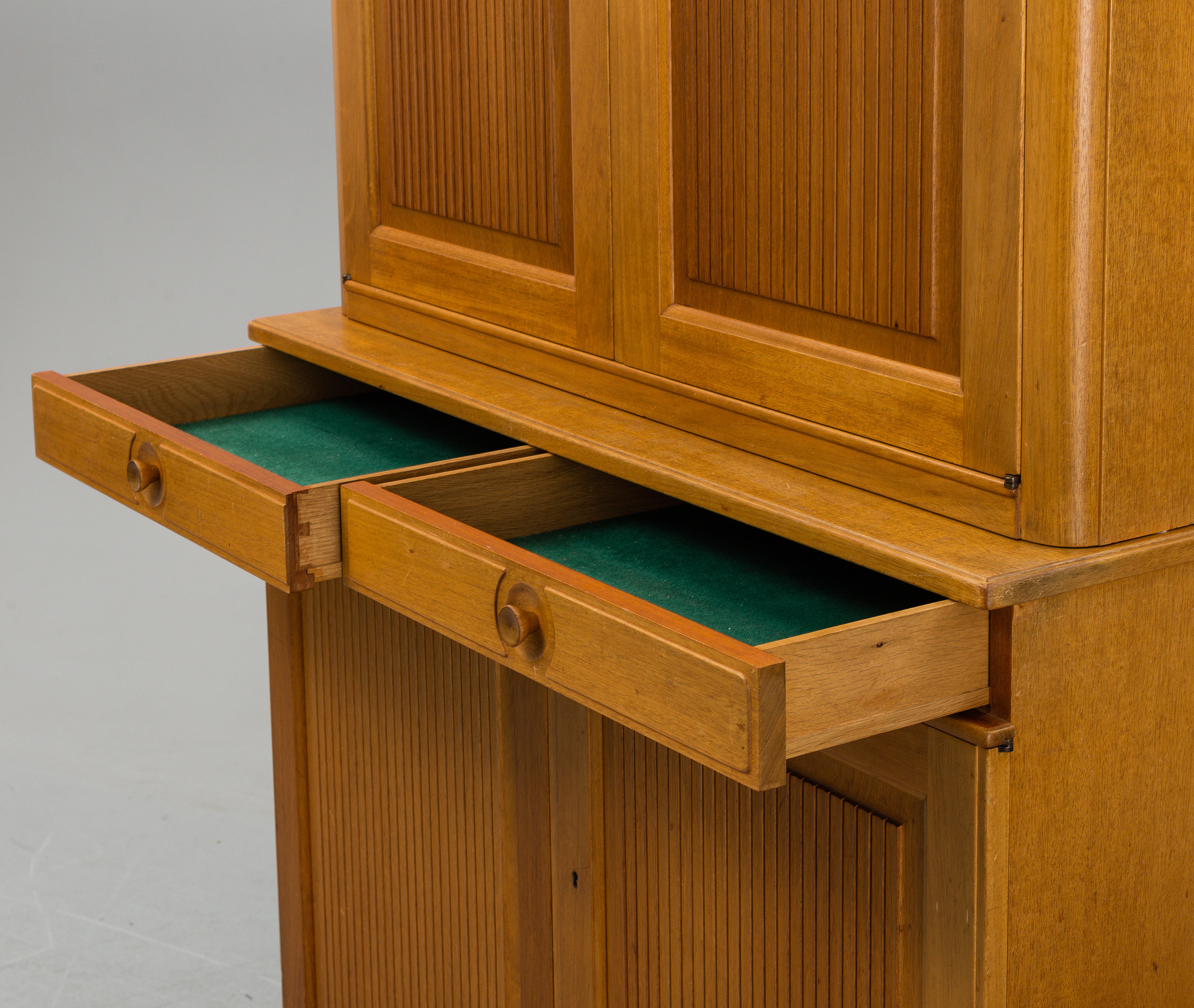 CARL MALMSTEN, skåp, "Herrgården", Bodafors, daterat 1969. - Bukowskis