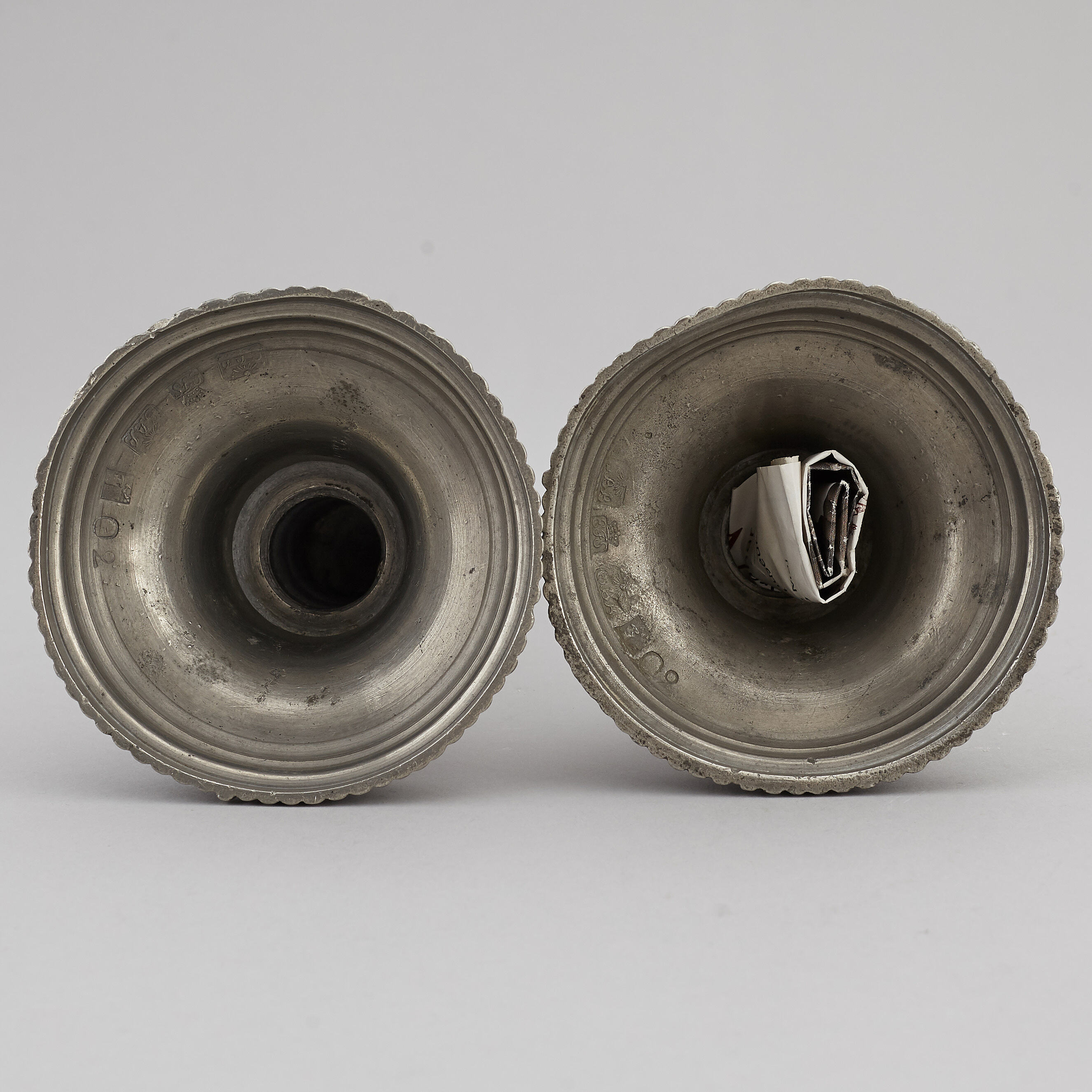 ERIC BROBERG, ljusstakar, ett par, tenn, Eskilstuna 1796. - Bukowskis