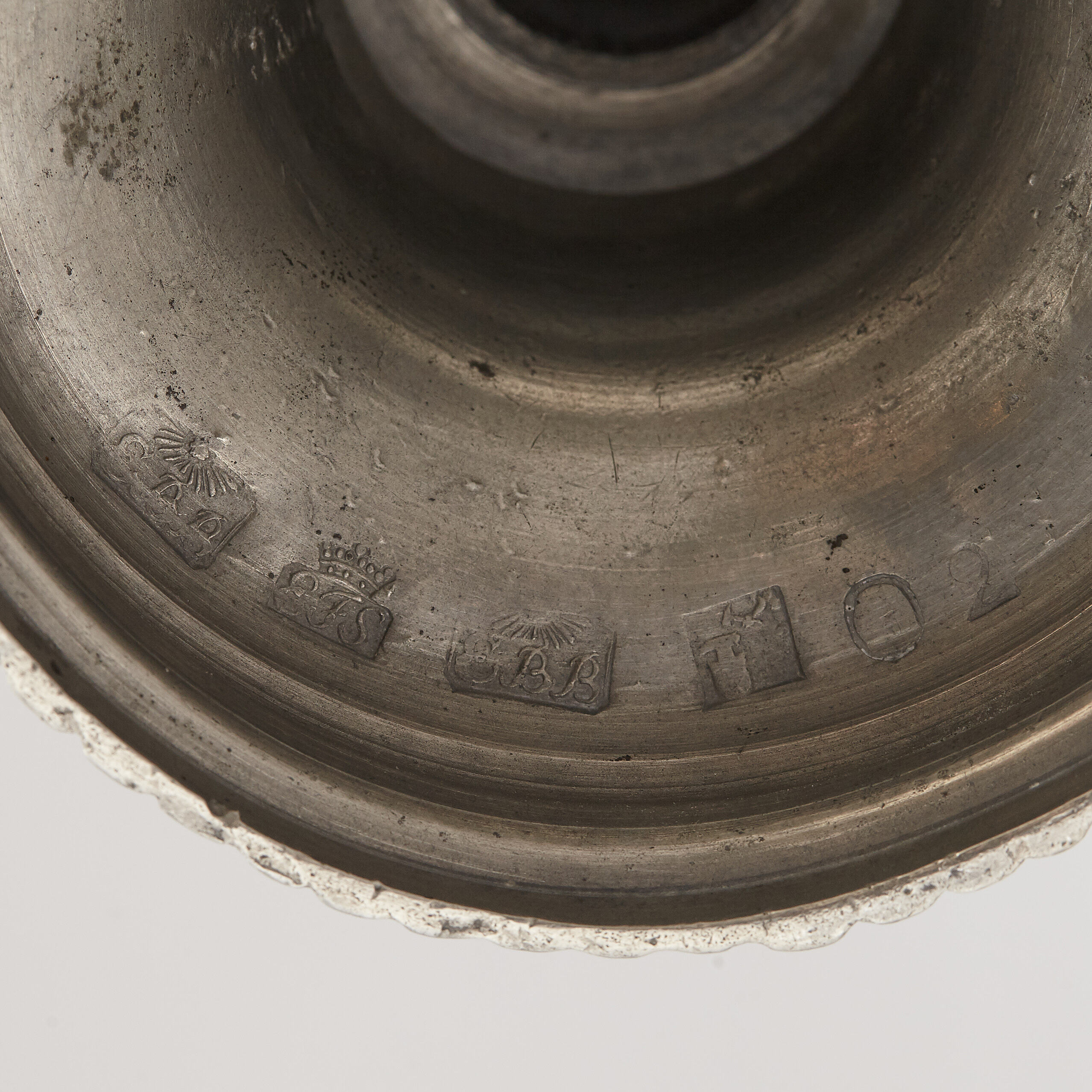 ERIC BROBERG, ljusstakar, ett par, tenn, Eskilstuna 1796. - Bukowskis