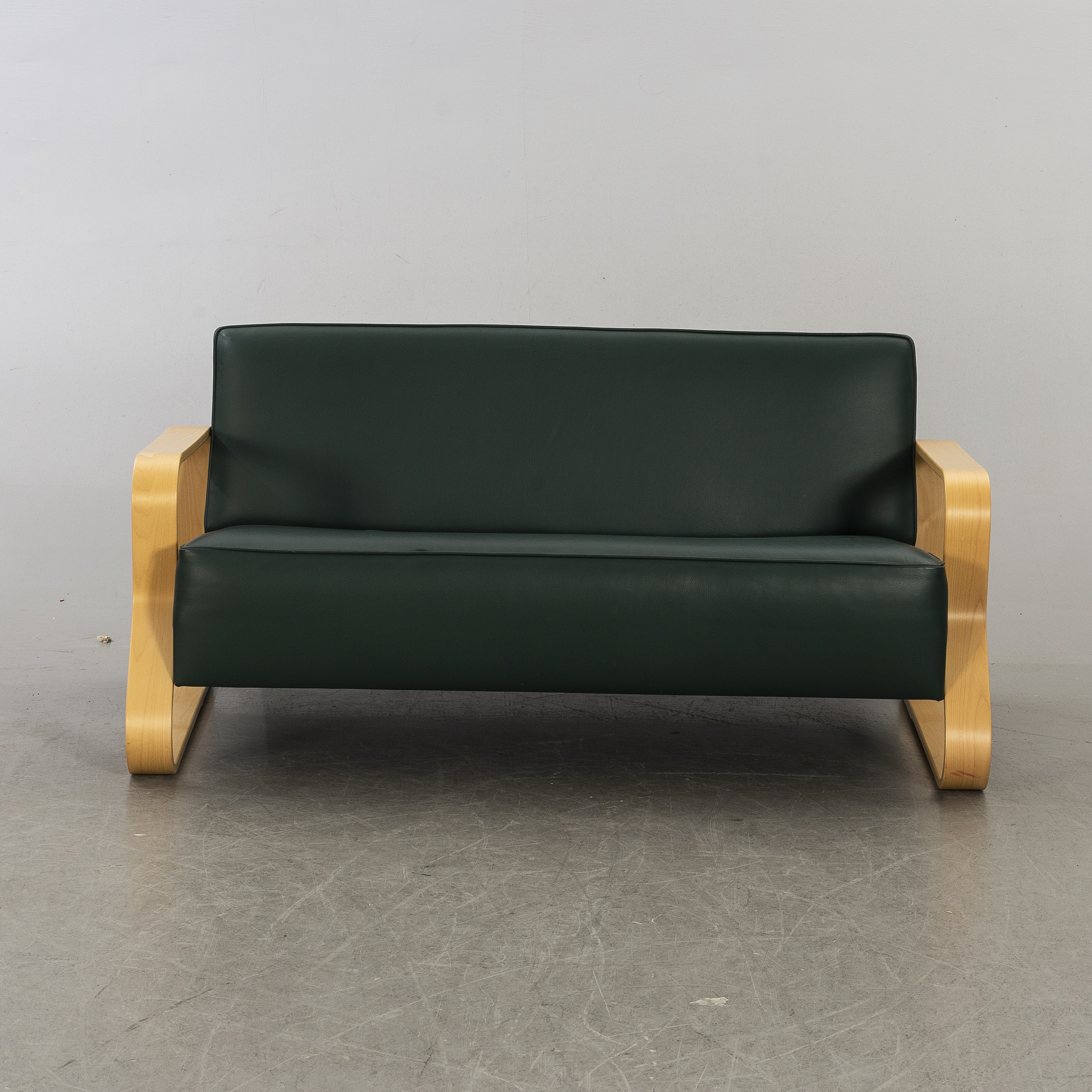 ALVAR AALTO, soffa modell 544 för Artek Finland 2000-tal. - Bukowskis