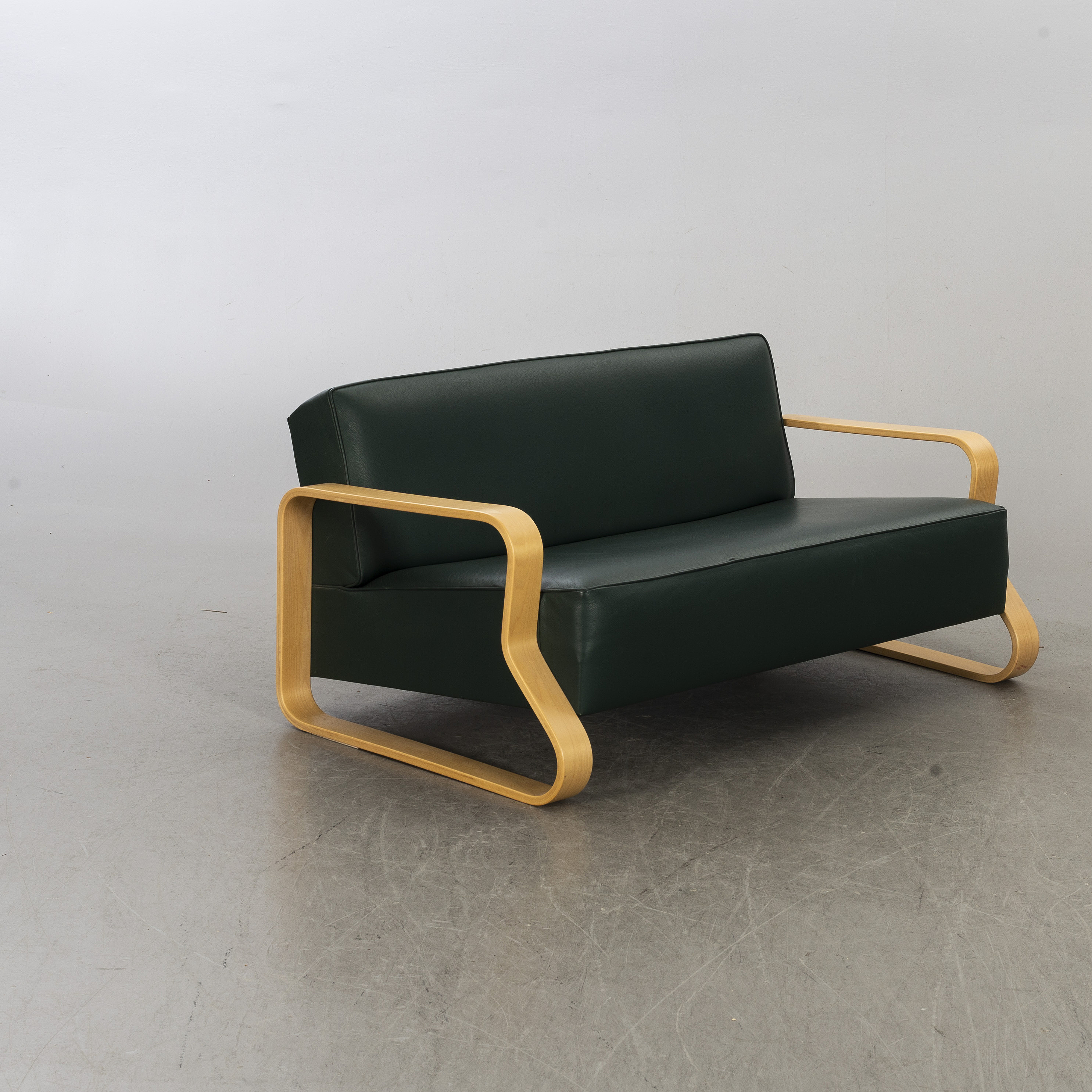 ALVAR AALTO, soffa modell 544 för Artek Finland 2000-tal. - Bukowskis