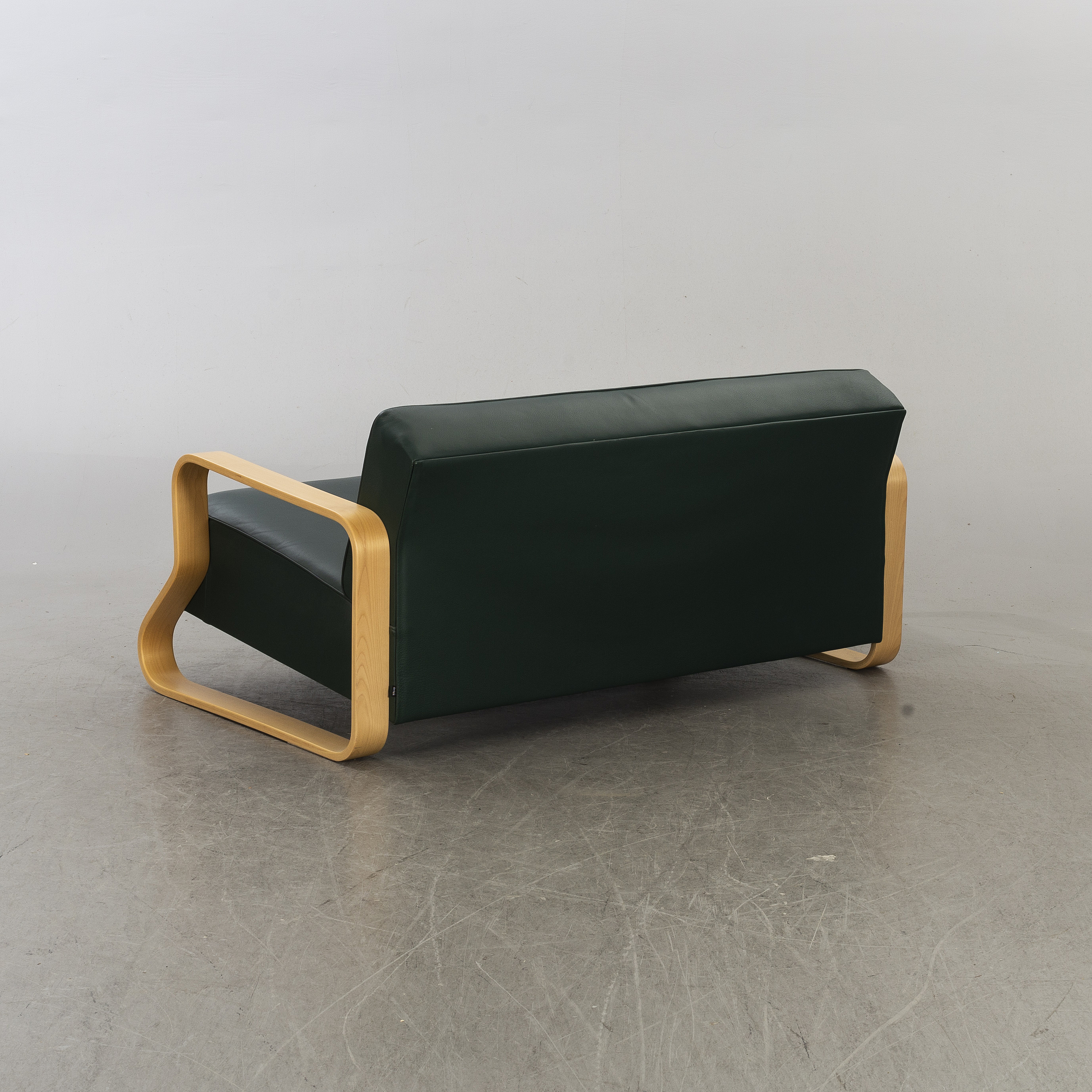 ALVAR AALTO, soffa modell 544 för Artek Finland 2000-tal. - Bukowskis