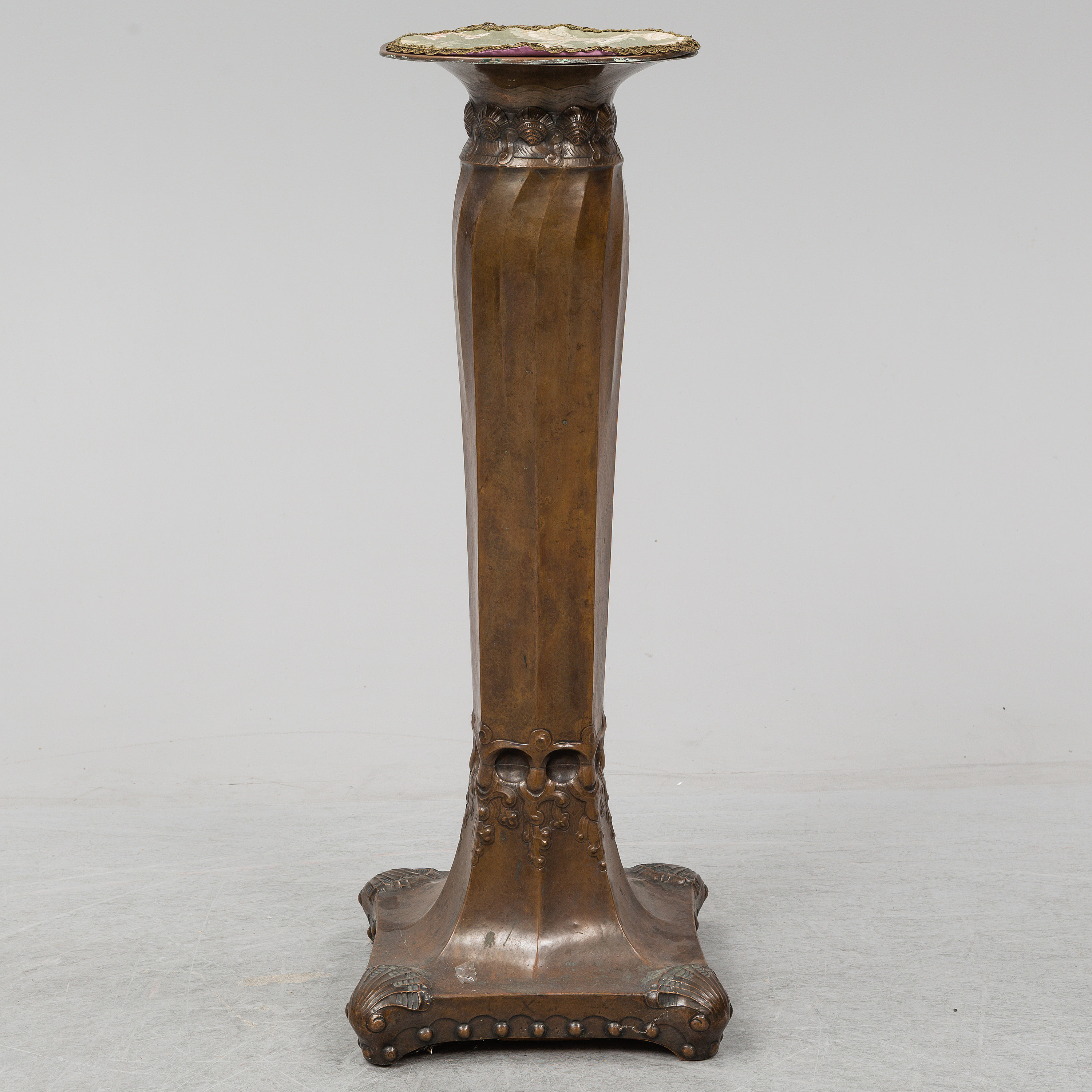 A copper plate pedestal from the early 20th century. - Bukowskis