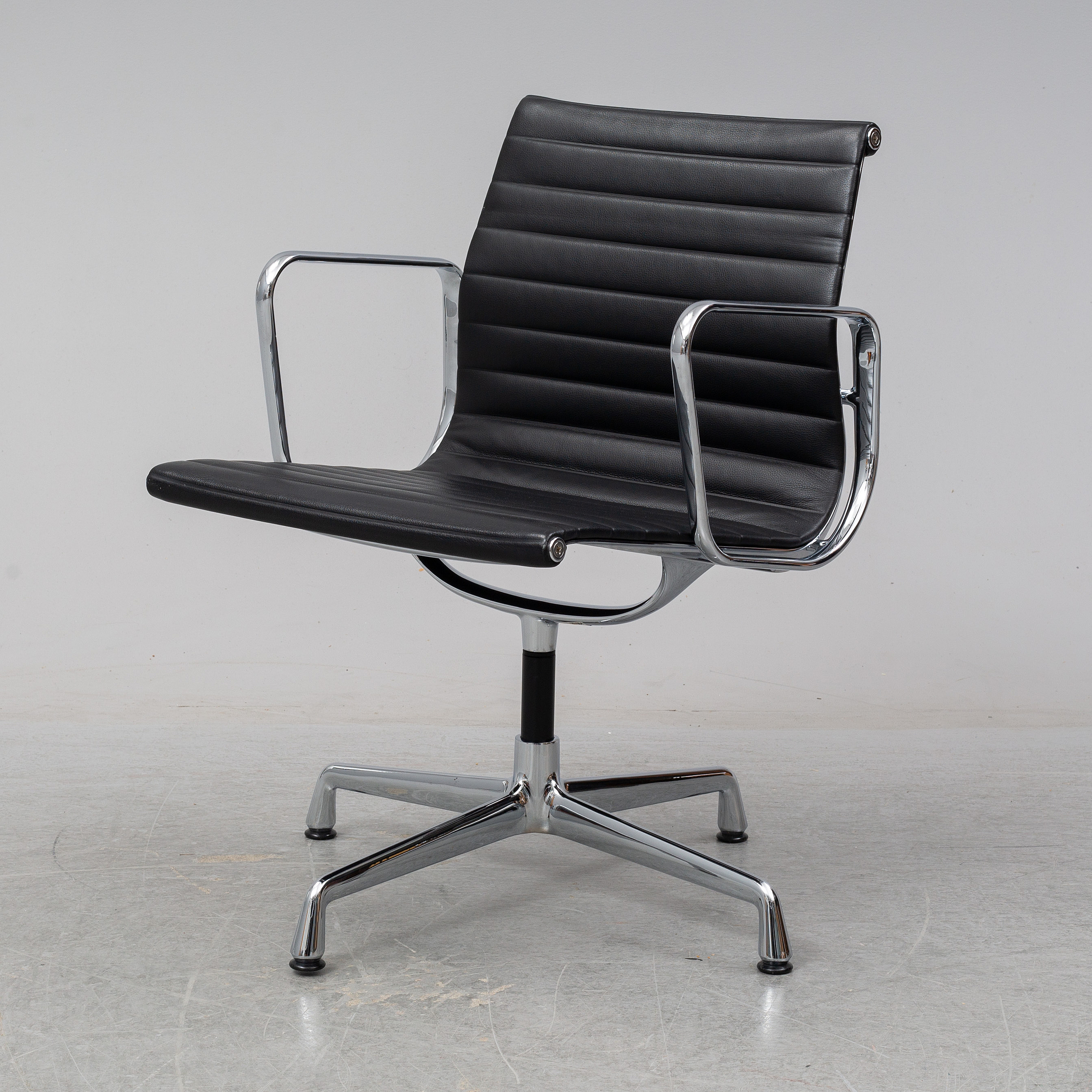 CHARLES AND RAY EAMES, skrivbordsstol, "EA 107", Vitra, 2010. - Bukowskis