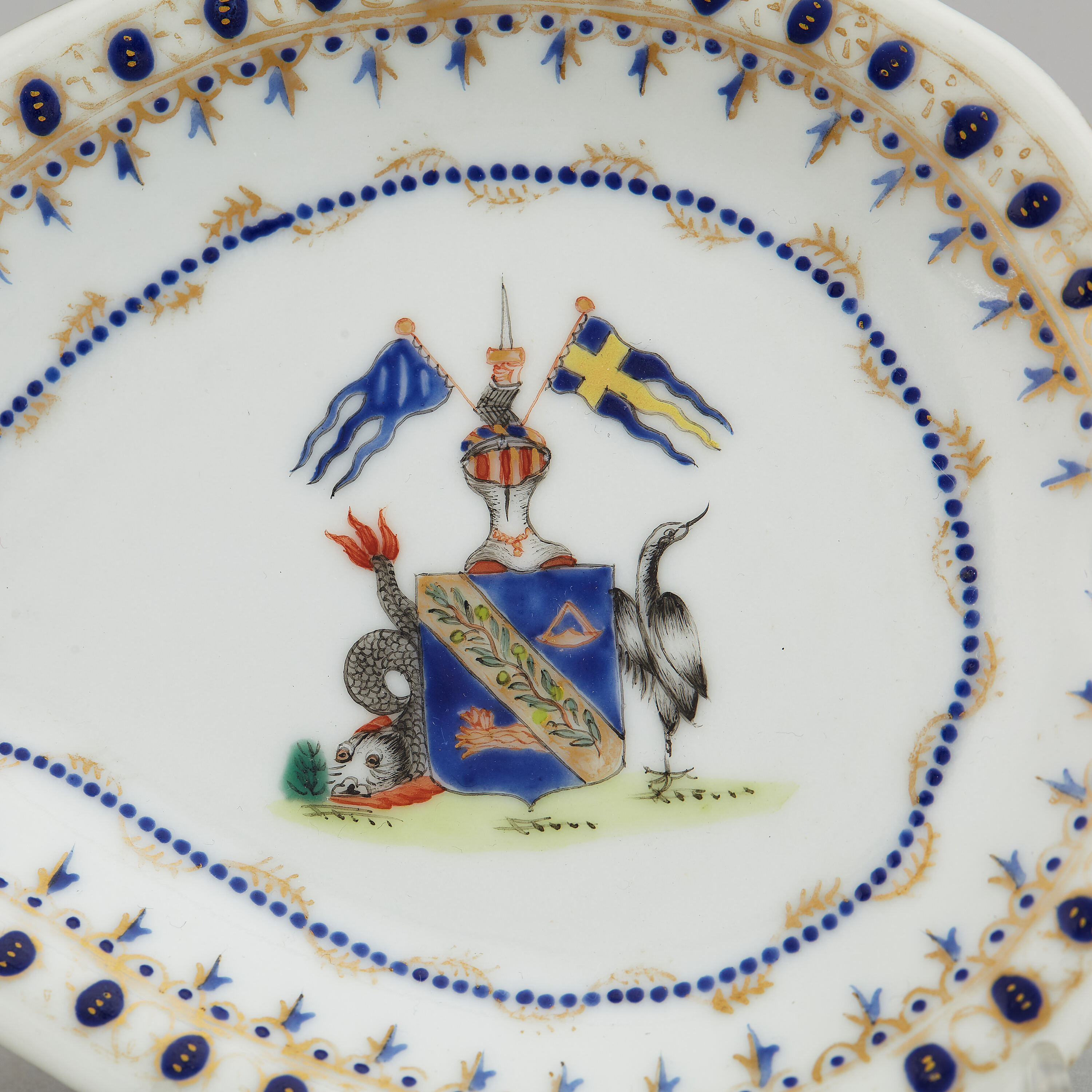 A Chinese famille rose weapon porcelain dish, 20th century. - Bukowskis