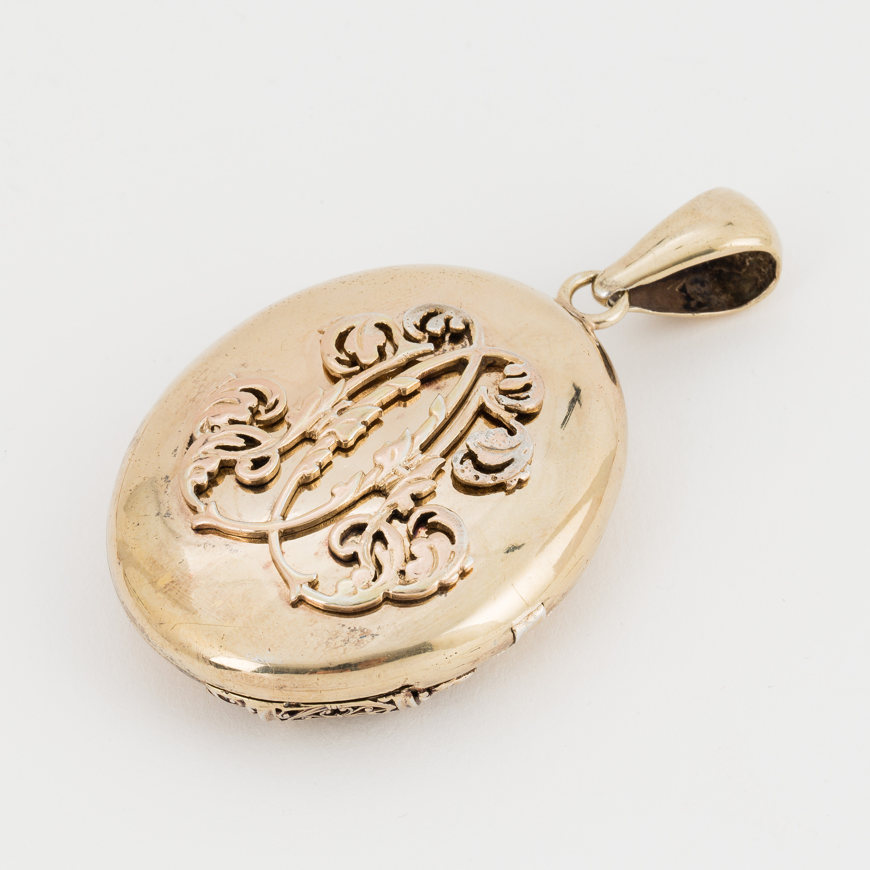 HÄNGE, medaljong med monogram, guld. - Bukowskis