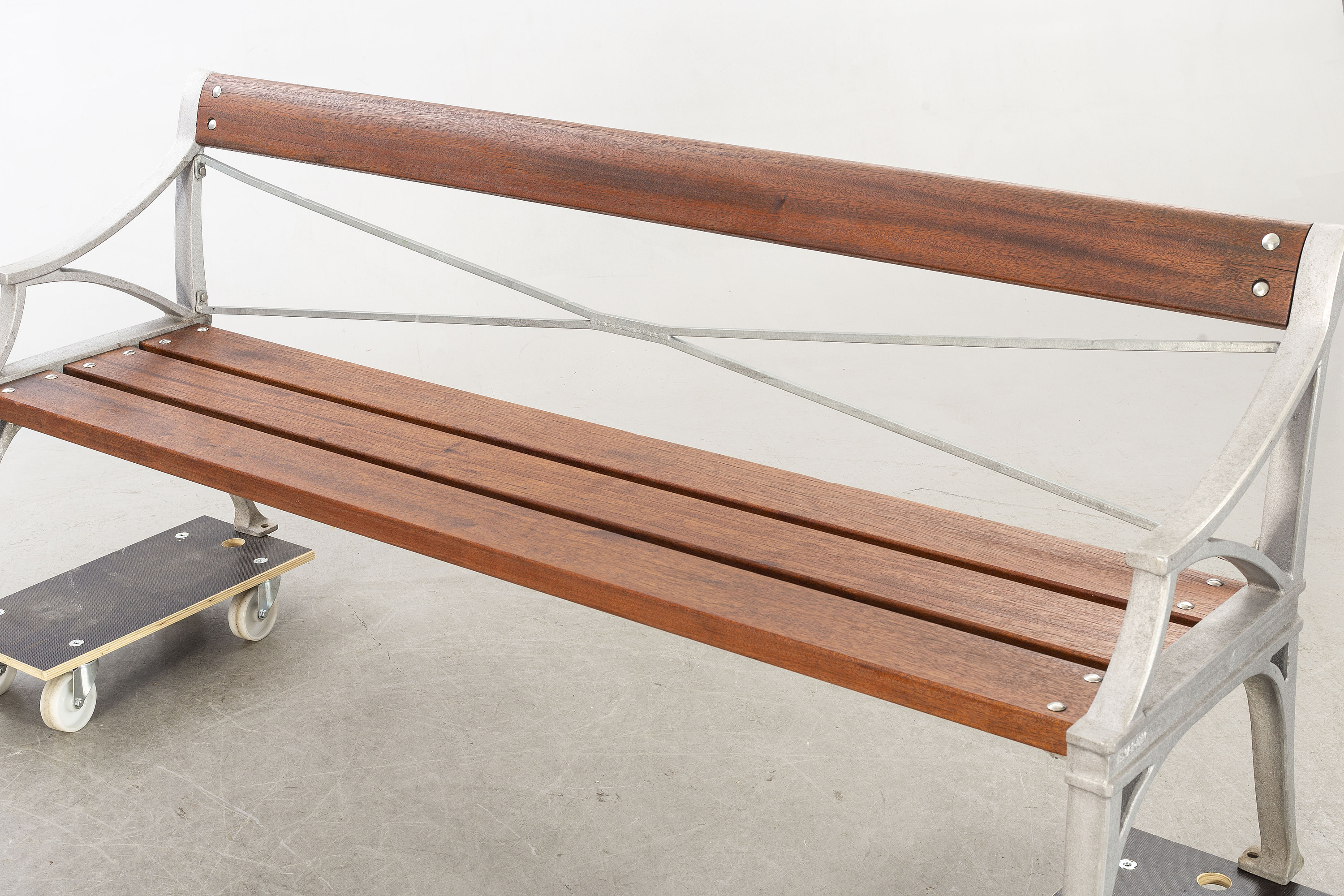 A GARDEN BENCH "LESSEBO SOFFA" BY BYARUMS BRUK. - Bukowskis